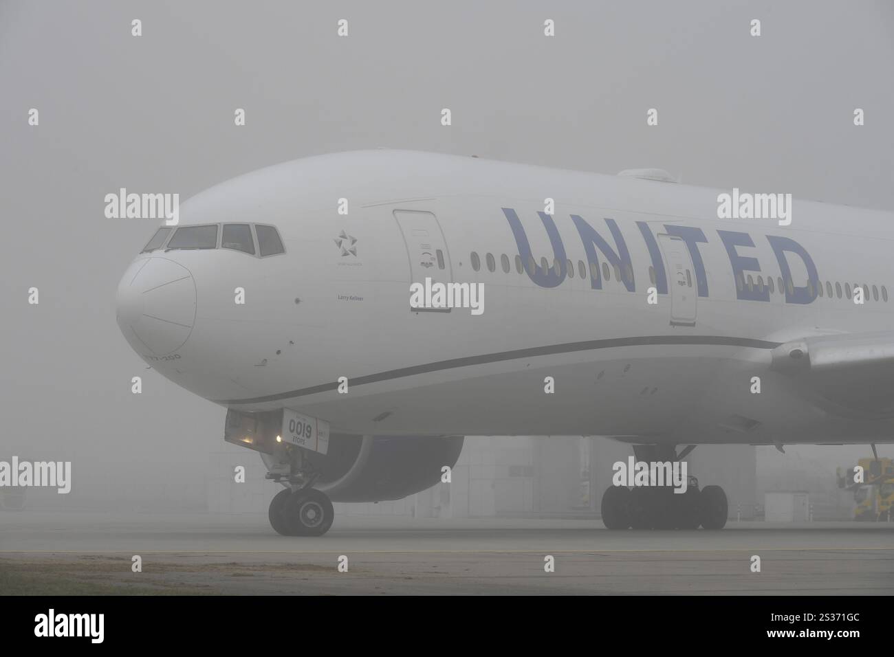 United Airlines, Boeing, B777-200 in fog, waiting for take-off ...