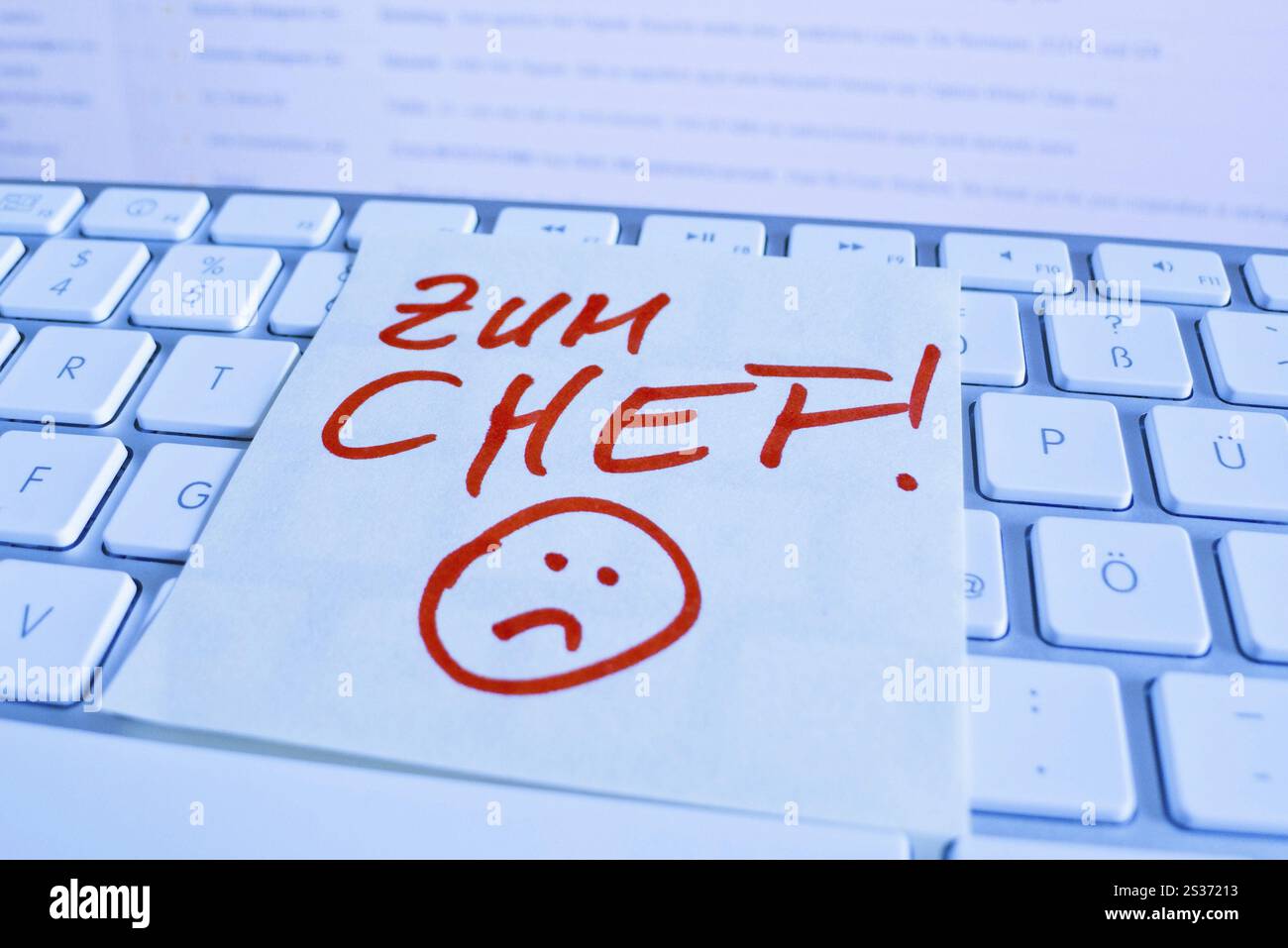 A note on the keyboard of a computer as a reminder: To the boss Austria ...