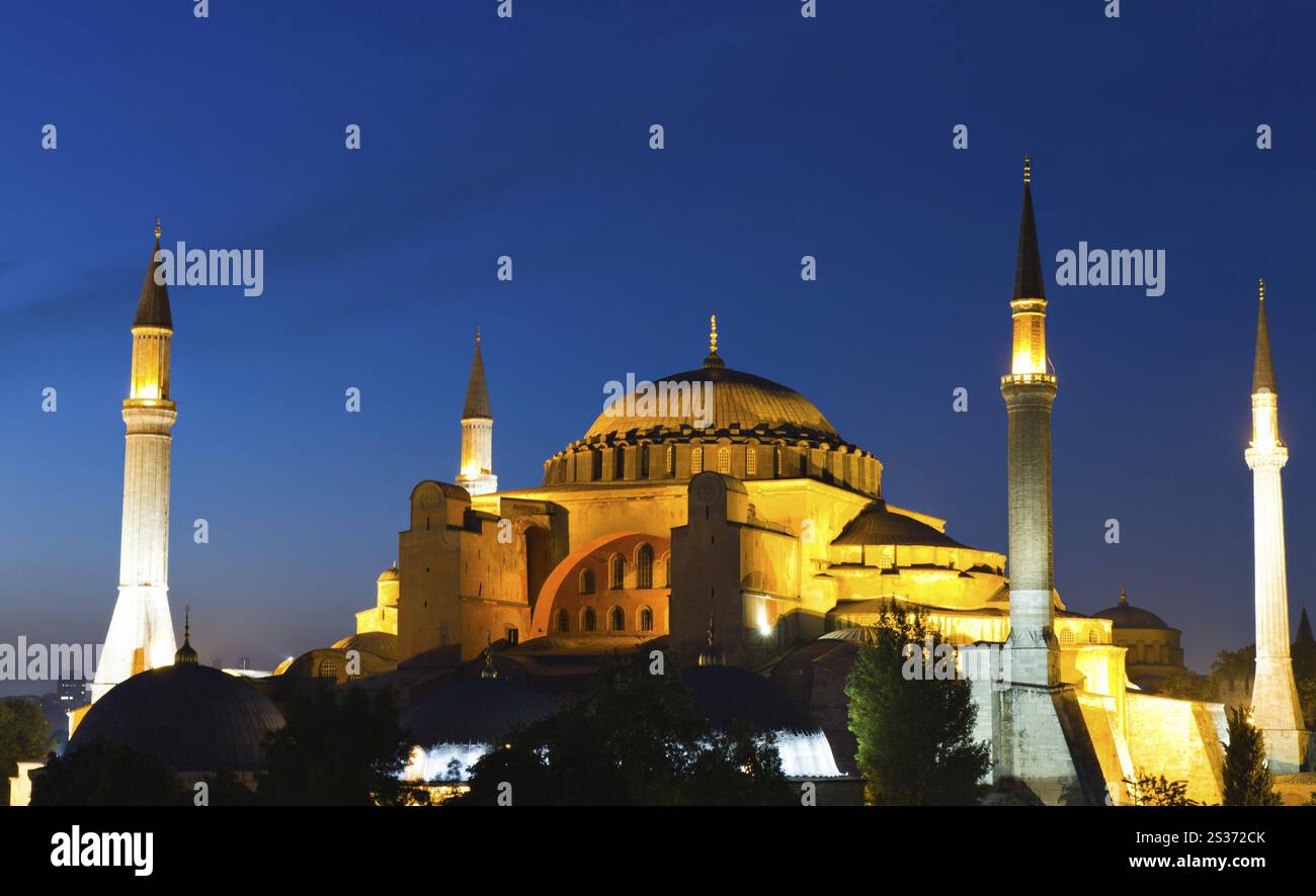 Illuminated Hagia Sophia during the blue hour, Istanbul, Turkey Istanbul, Turkey, Asia Stock ...