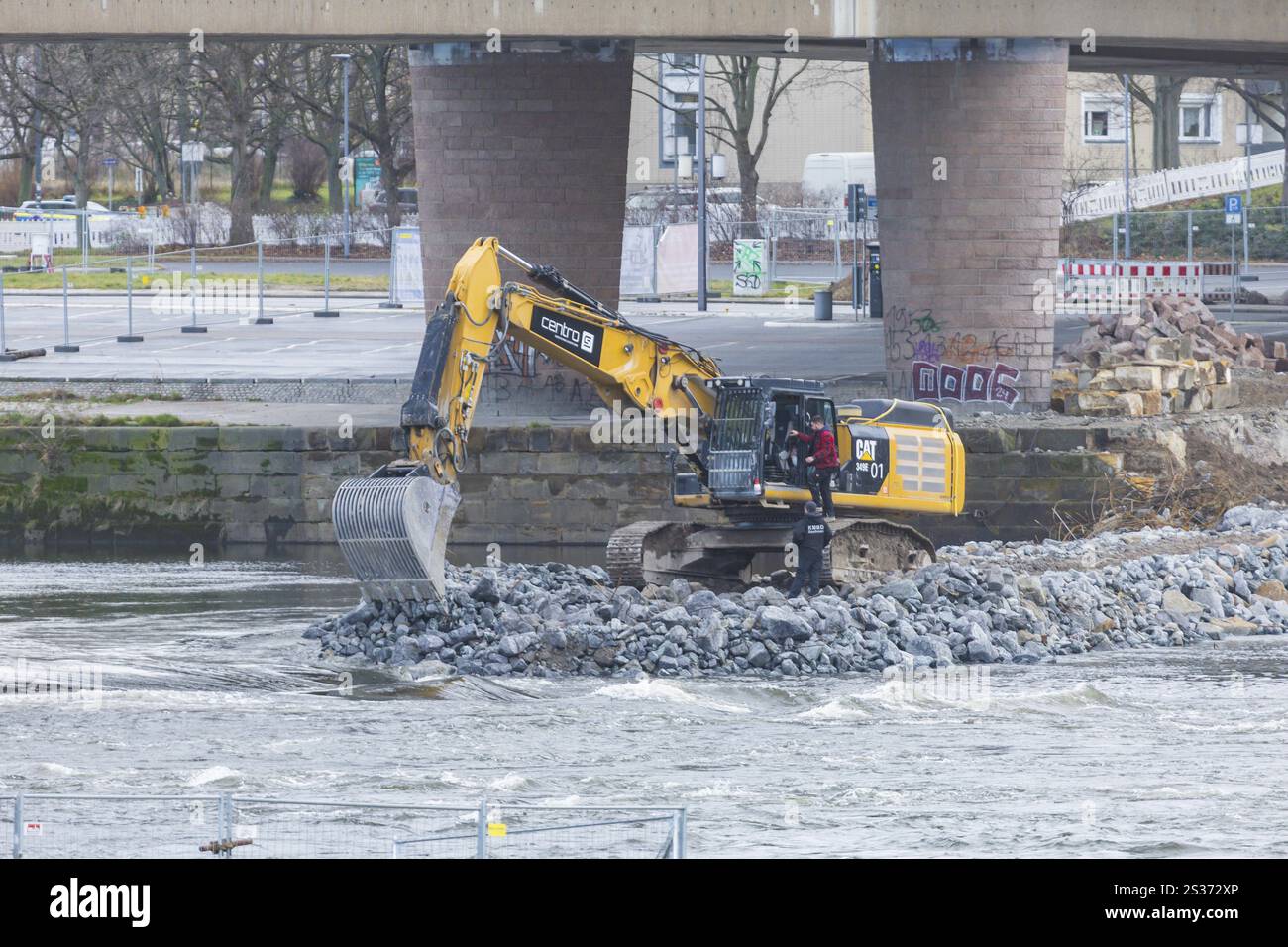 After the partial collapse of the Carola Bridge, demolition work ...