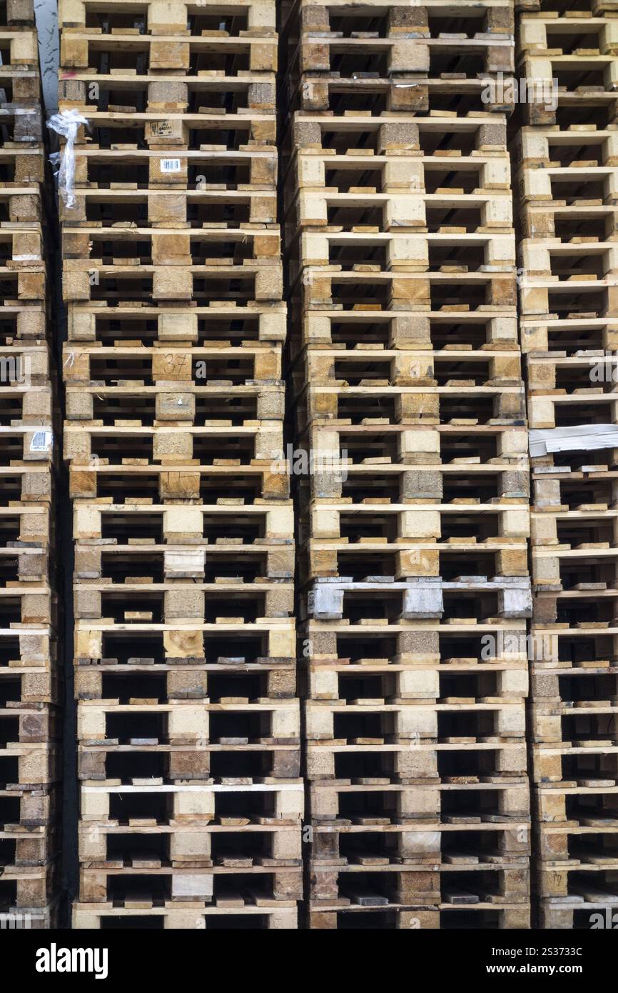 Stacked transport pallets, symbolic photo for Gueterverkehr und ...