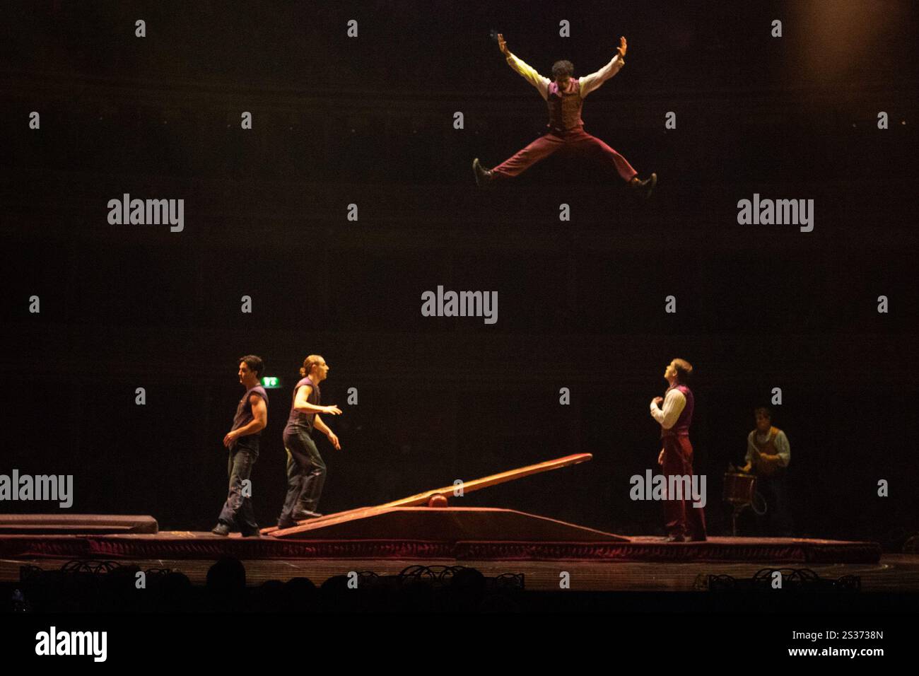 London, UK. 08 Jan, 2025. Pictured: Acrobats performing on the 'Paradis ...