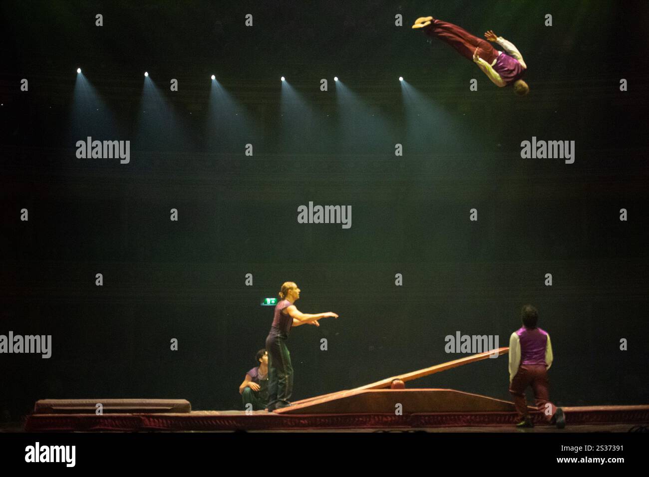 London, UK. 08 Jan, 2025. Pictured: Acrobats performing on the 'Paradis ...