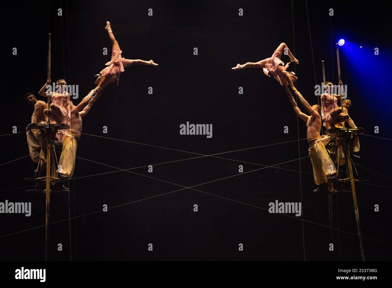 London, UK. 08 Jan, 2025. Pictured: Acrobats performing on the 'Paradis ...