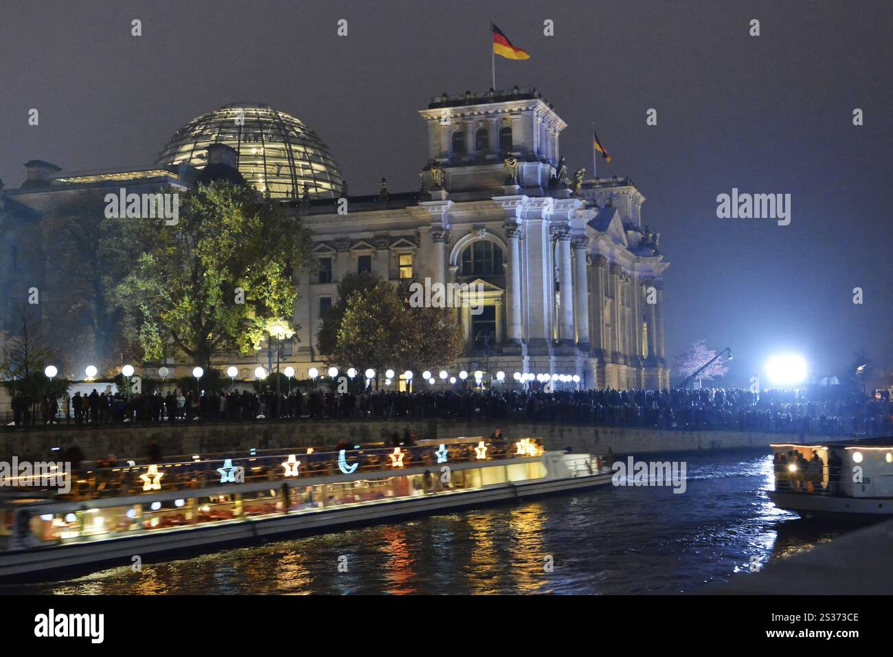 String of lights along the former Berlin Wall Stock Photo - Alamy