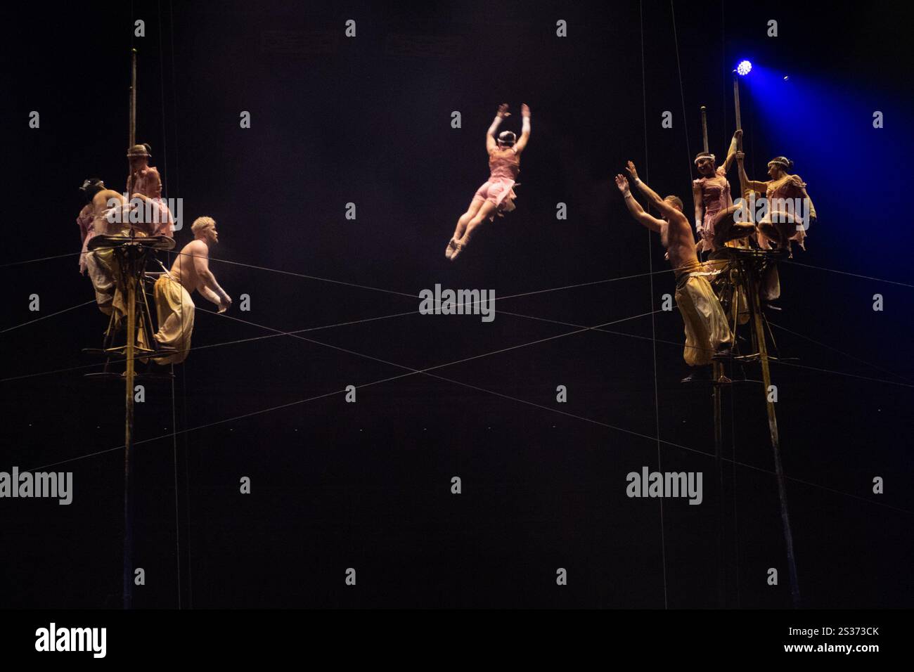 London, UK. 08 Jan, 2025. Pictured: Acrobats performing on the 'Paradis ...