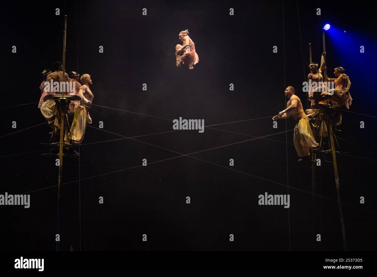 London, UK. 08 Jan, 2025. Pictured: Acrobats performing on the 'Paradis ...