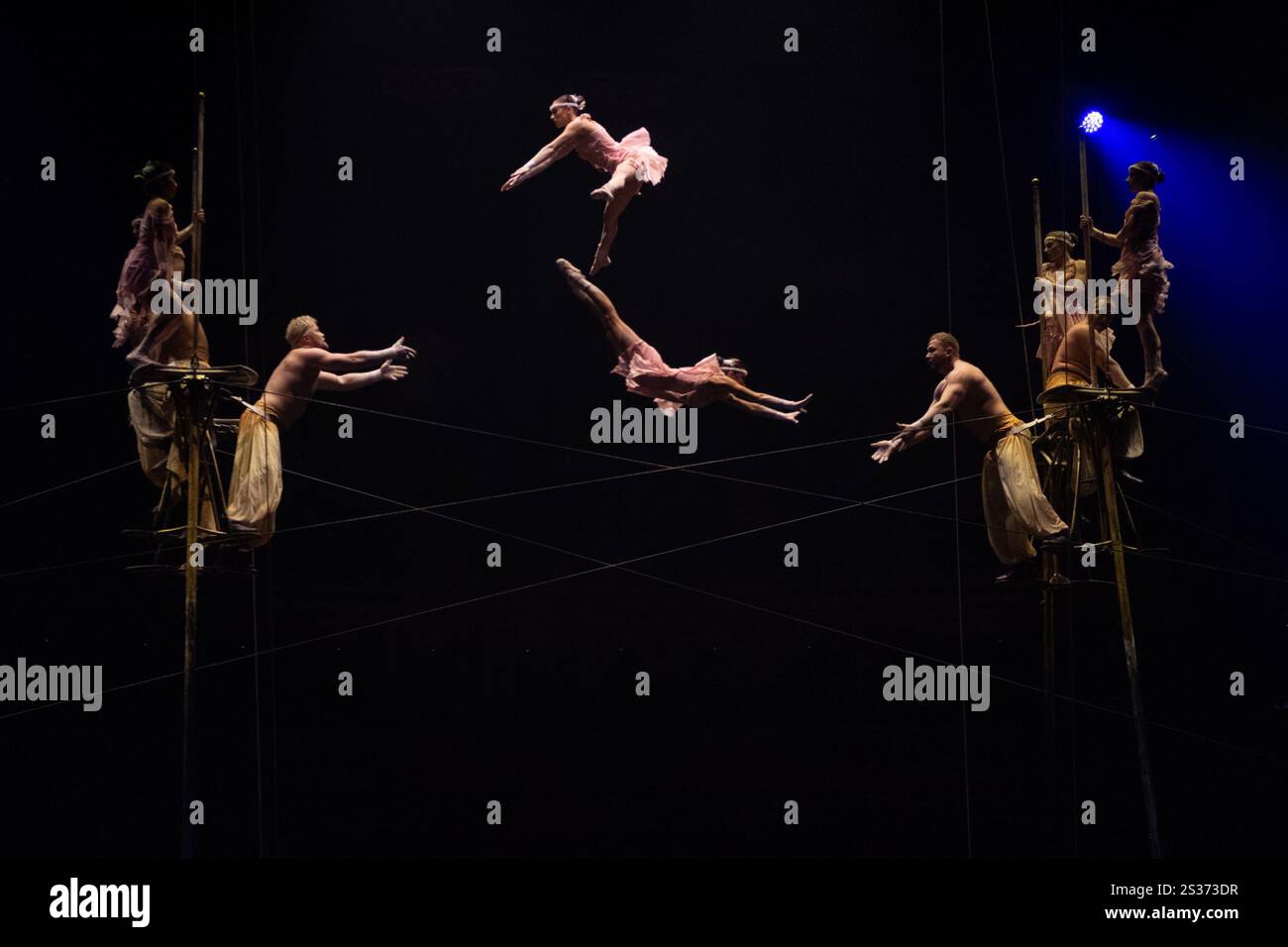 London, UK. 08 Jan, 2025. Pictured: Acrobats performing on the 'Paradis ...