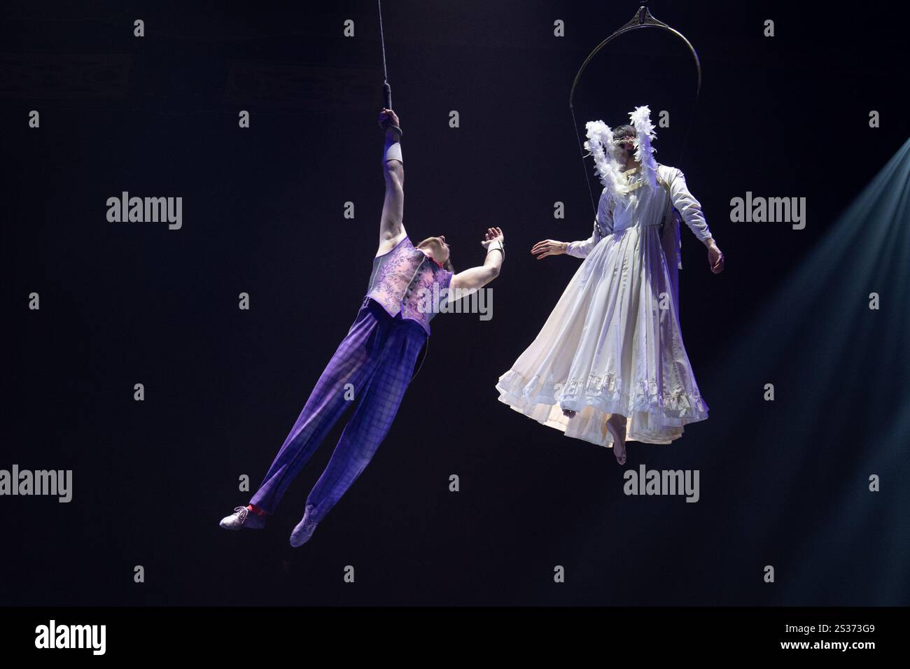 London, UK. 08 Jan, 2025. Pictured: Roman Muslin and Stephanie Waltman performing on the 'Acro ...