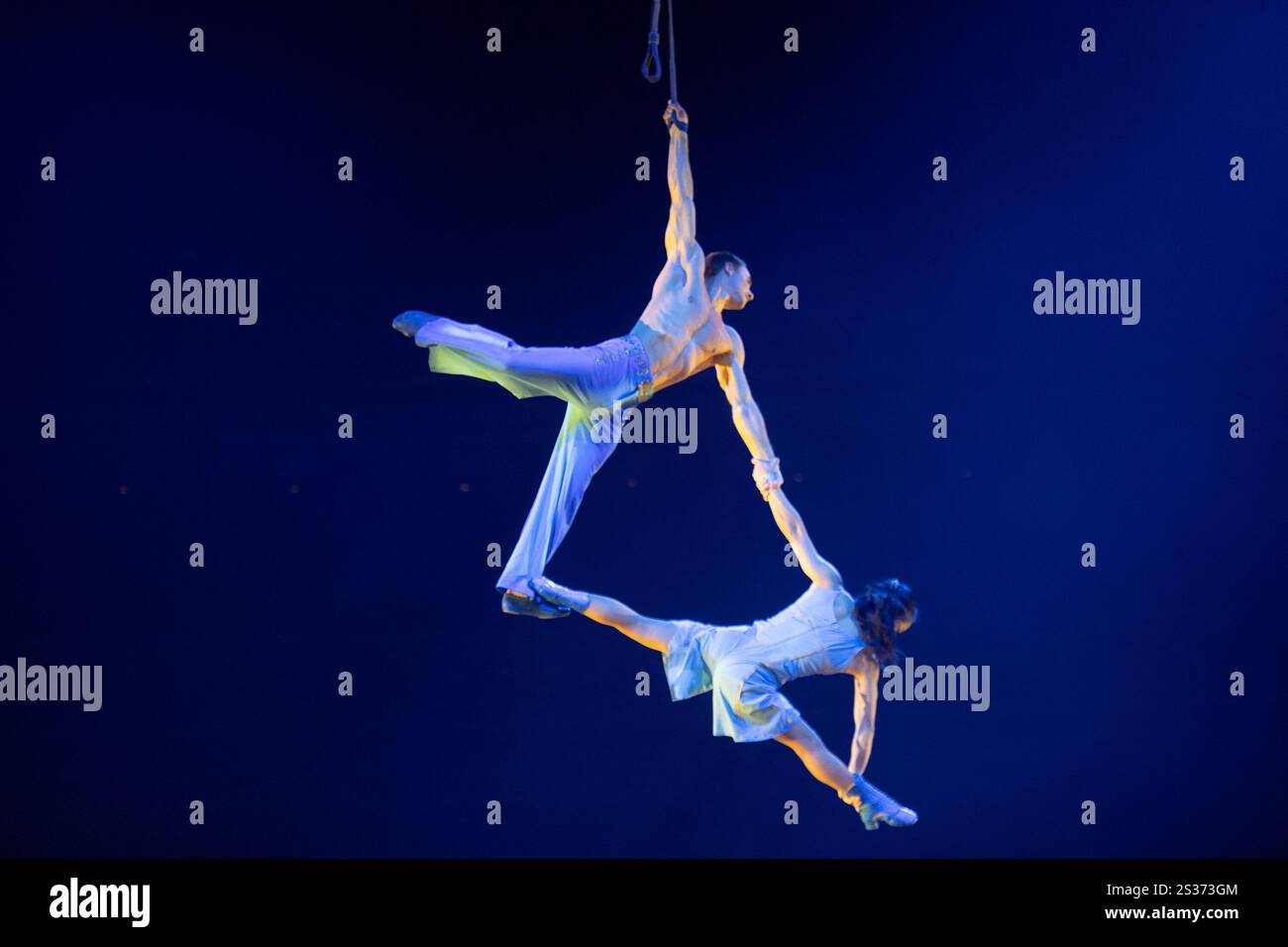London, UK. 08 Jan, 2025. Pictured: Acrobats Hitomi Kinokuniya and ...