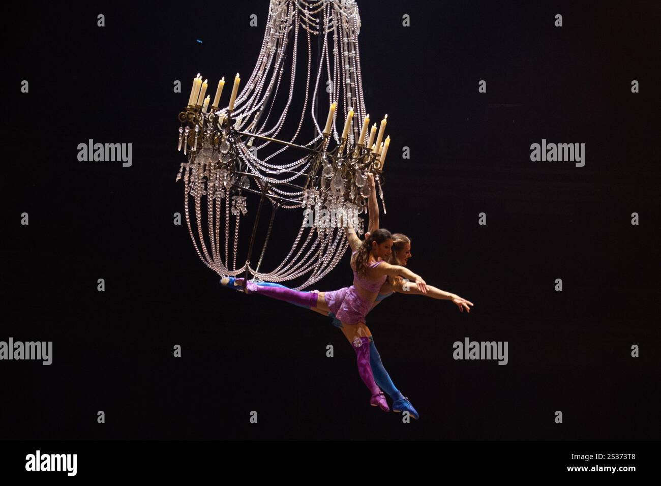London, UK. 08 Jan, 2025. Pictured: Lustre acrobats Monize Gmach and ...
