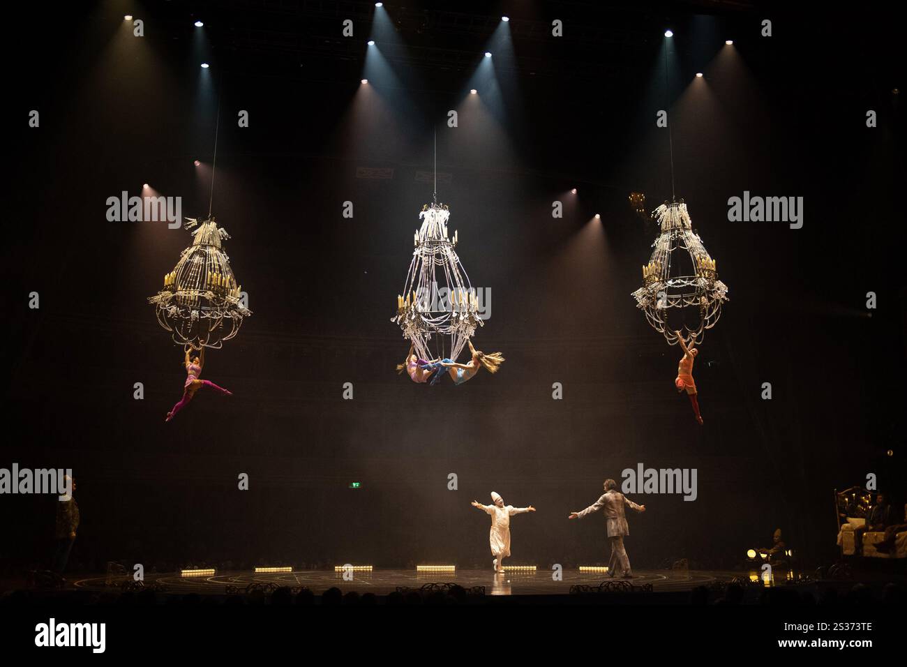 London, UK. 08 Jan, 2025. Pictured: Lustre acrobats Monize Gmach and ...