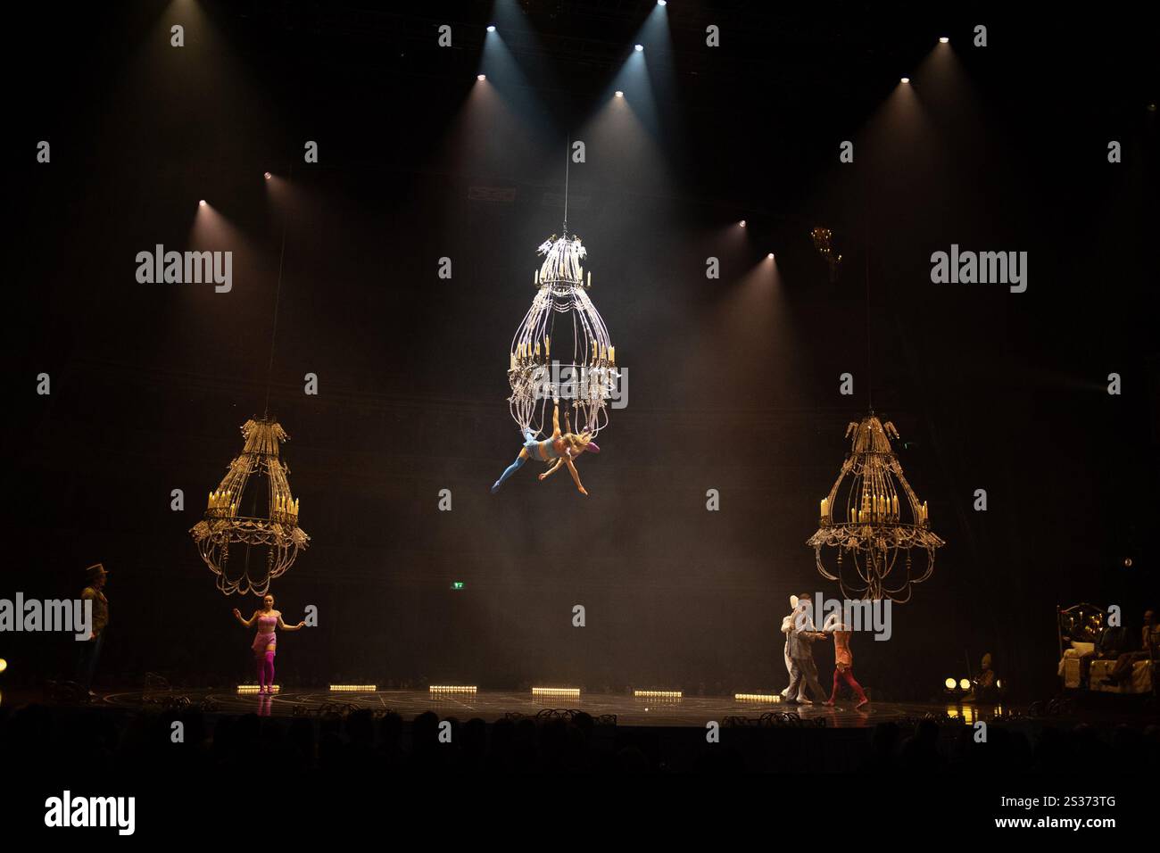 London, UK. 08 Jan, 2025. Pictured: Lustre acrobats Monize Gmach and ...