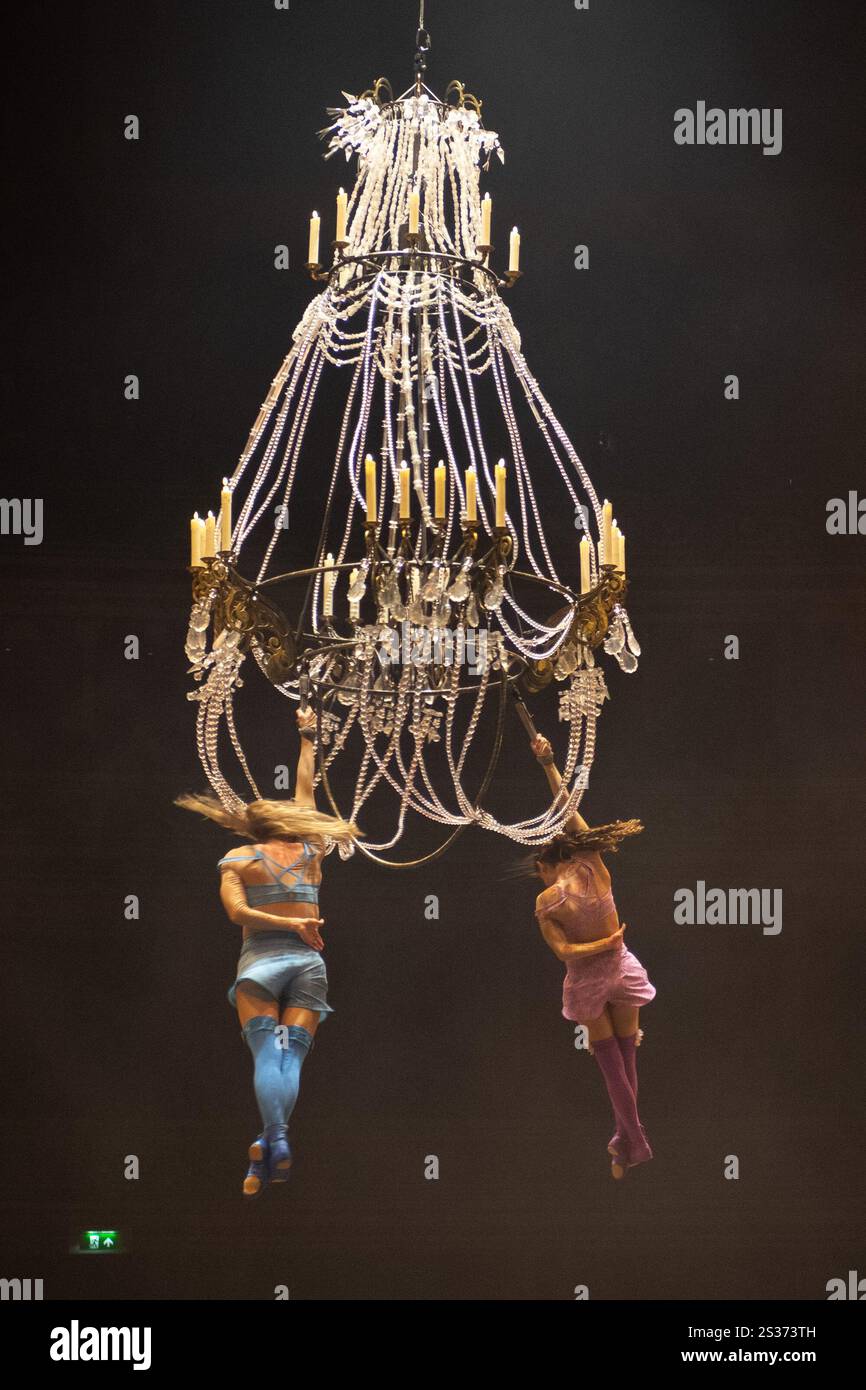 London, UK. 08 Jan, 2025. Pictured: Lustre acrobats Monize Gmach and ...