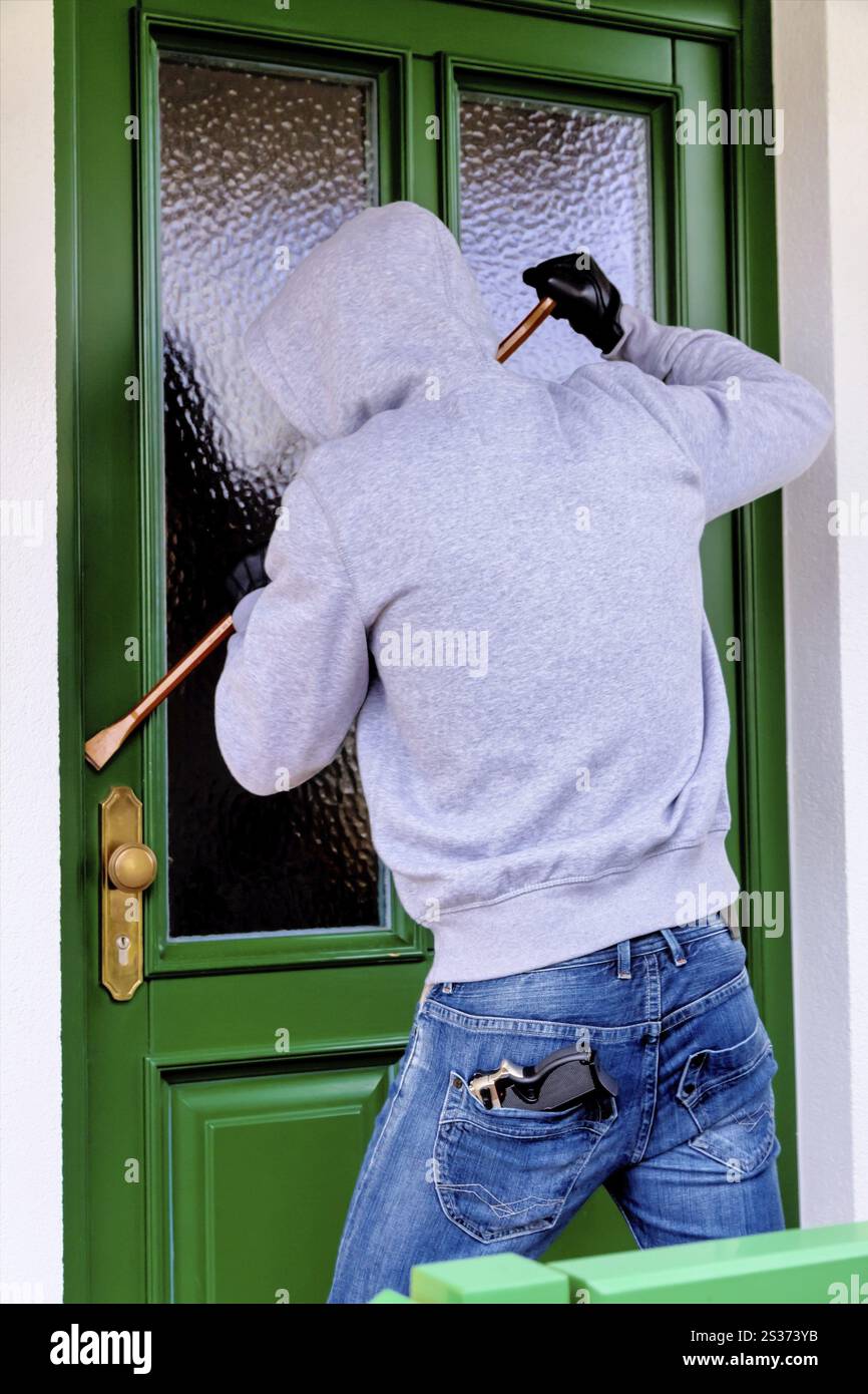 Burglar tries break in hi-res stock photography and images - Alamy
