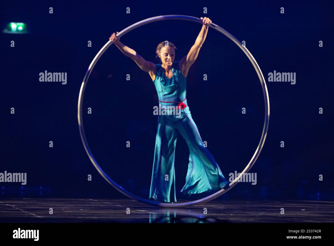 London, UK. 08 Jan, 2025. Pictured: Acrobats Justin Buss, Marie ...