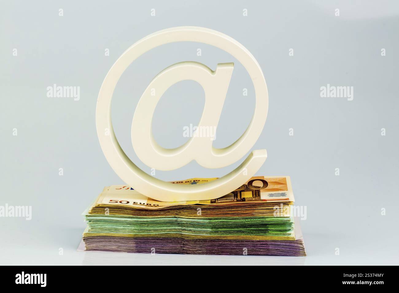 Spider monkey and banknotes, symbolic photo for IT costs and copyright ...