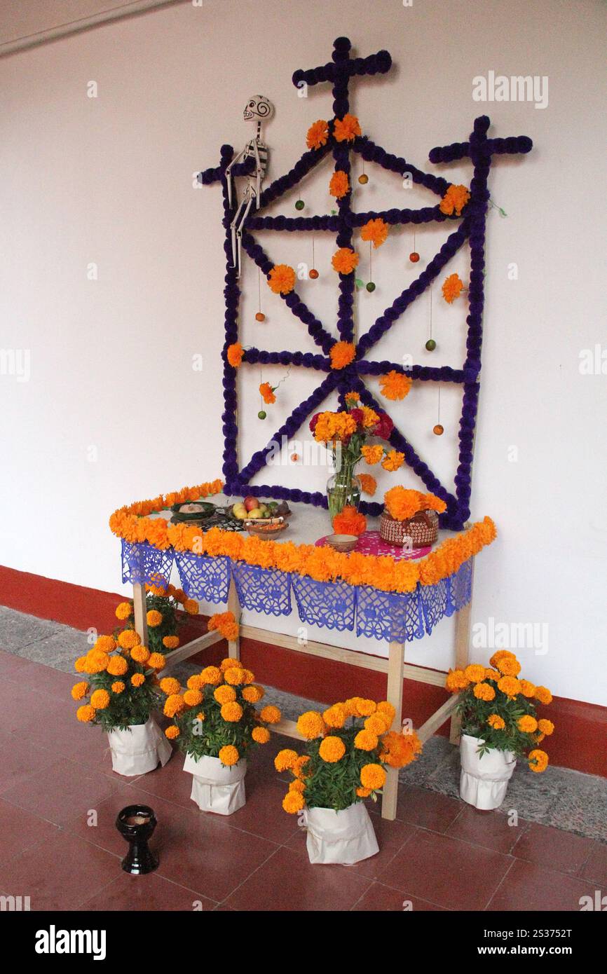 Altar of the dead, Mexican tradition of the Day of the Dead, food ...