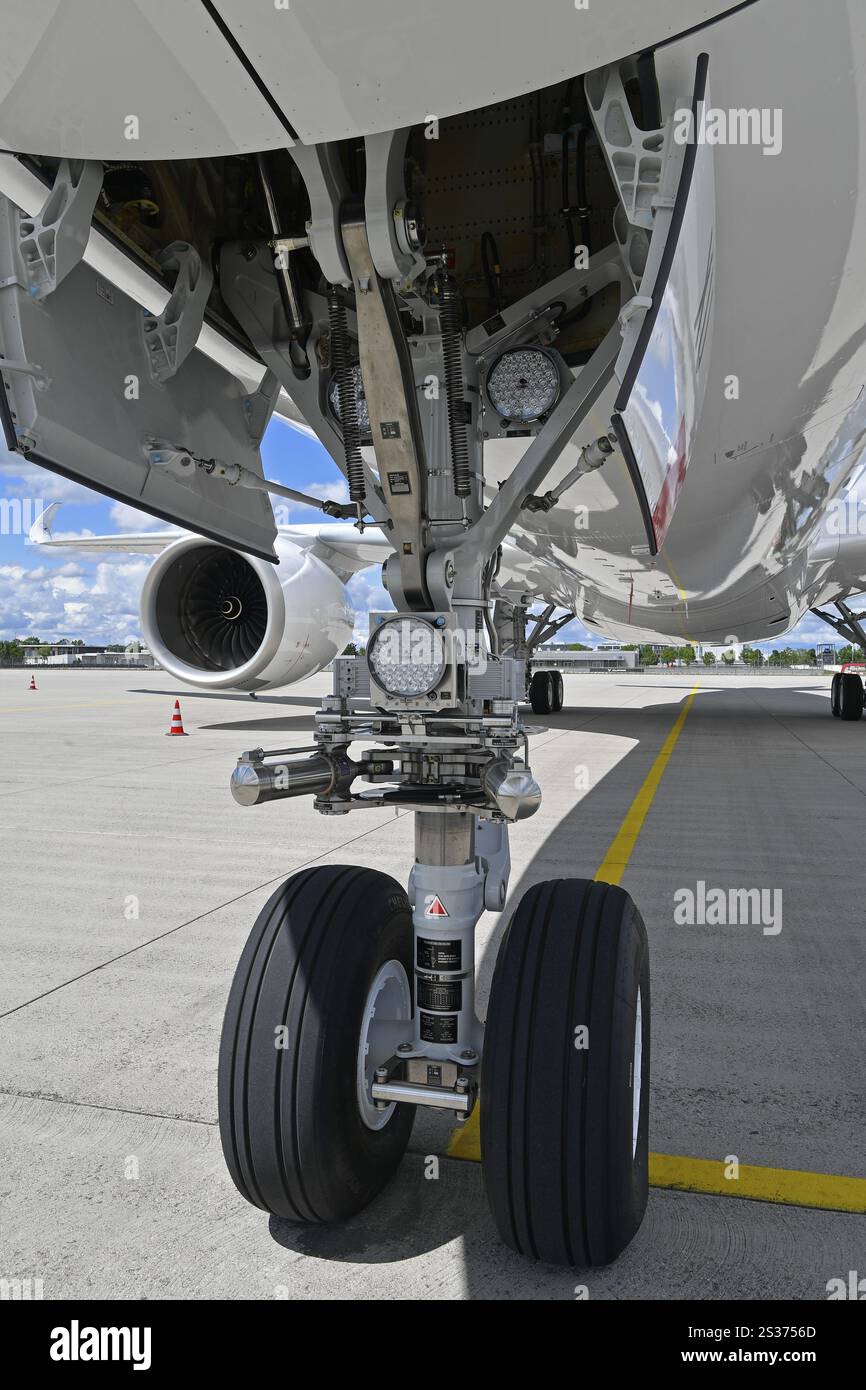 Lufthansa Airbus A350-900, Allegris, close-up, nose landing gear ...