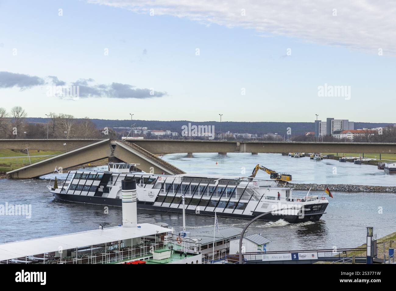 After the partial collapse of the Carola Bridge, demolition work ...