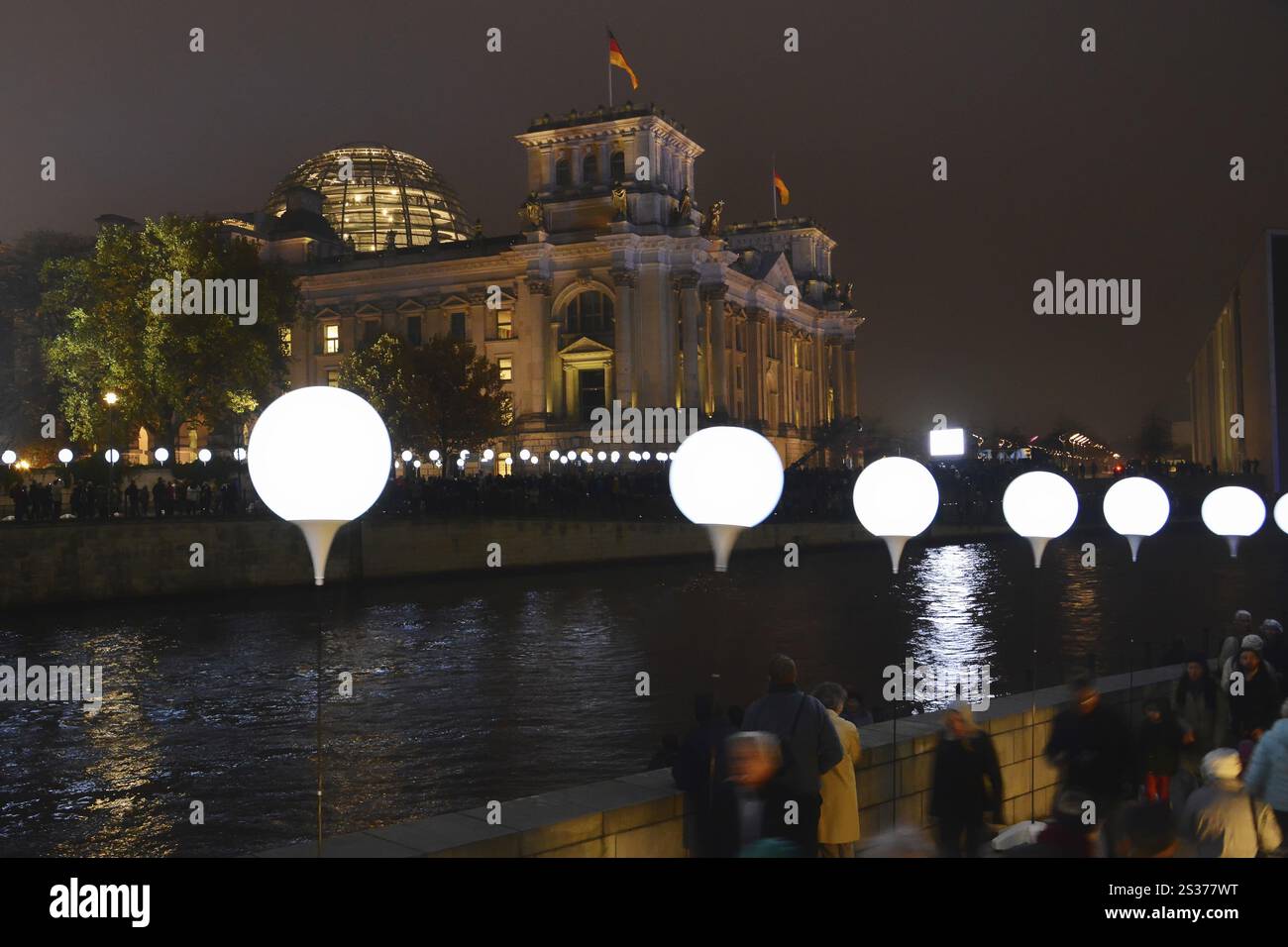 String of lights along the former Berlin Wall Stock Photo - Alamy