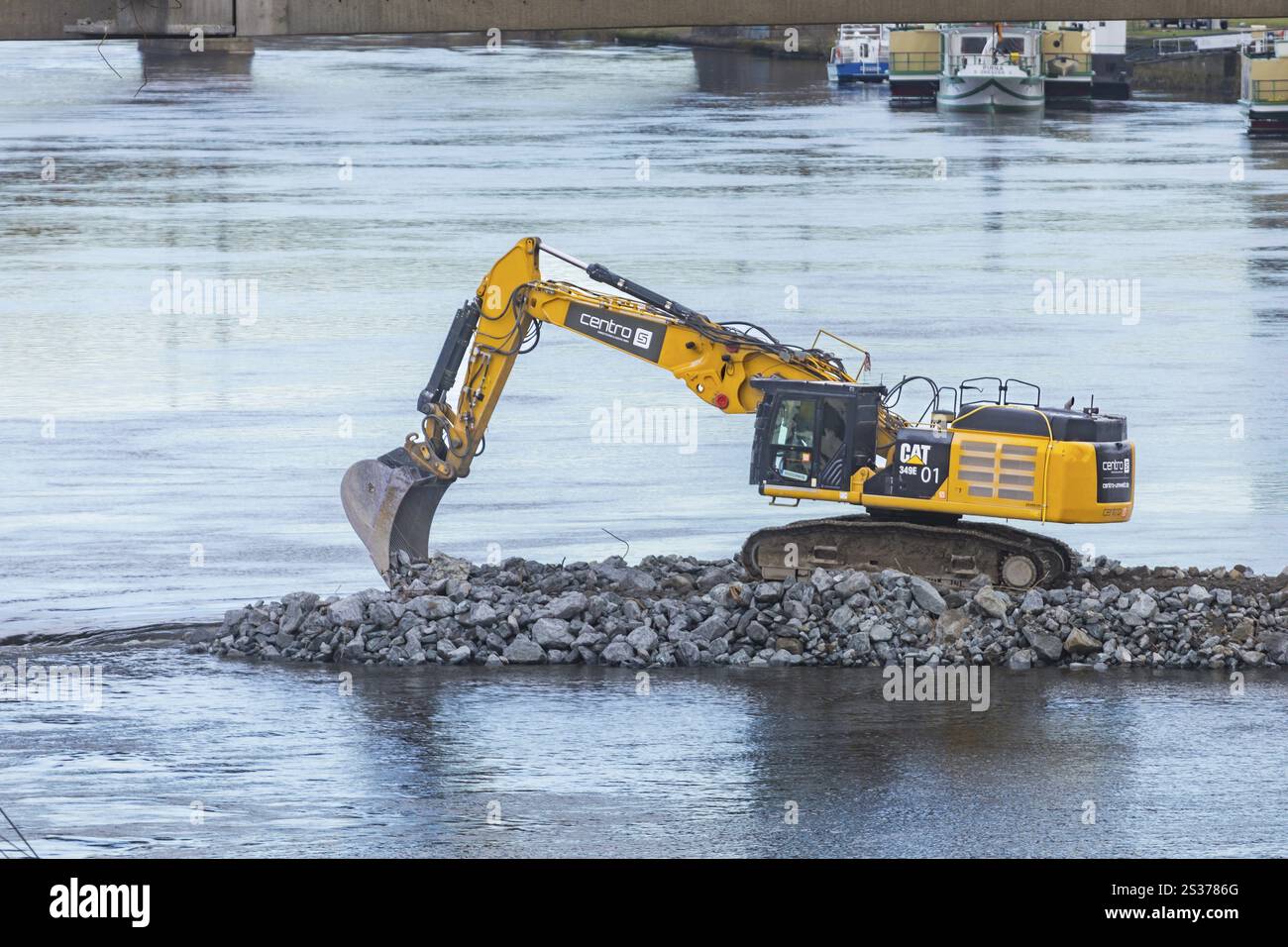 After the partial collapse of the Carola Bridge, demolition work ...