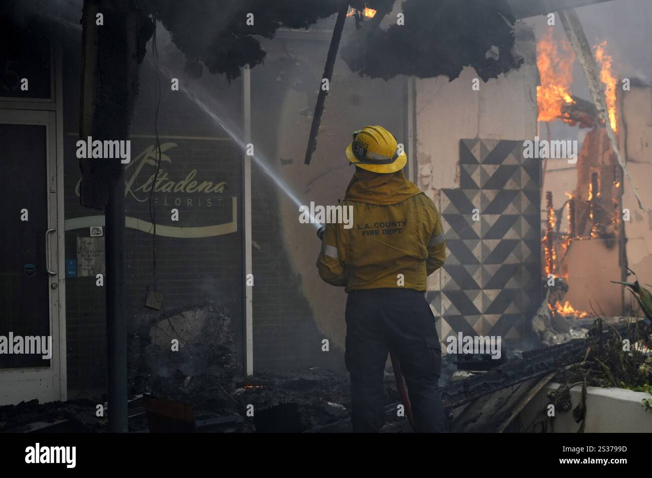 Los Angeles County Fire Dept. fire fighters battle flames at the ...