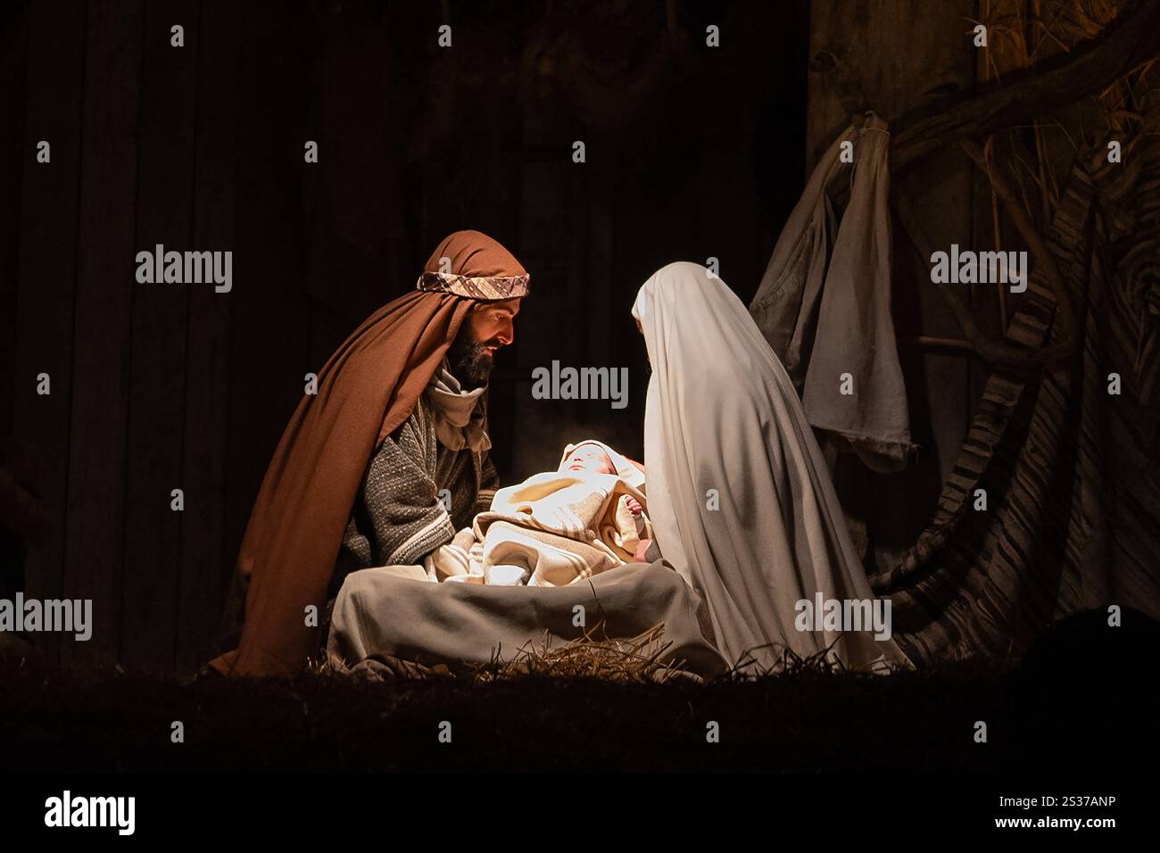 Morcone, Italy. 04th Jan, 2025. Joseph and Mary represent the nativity ...