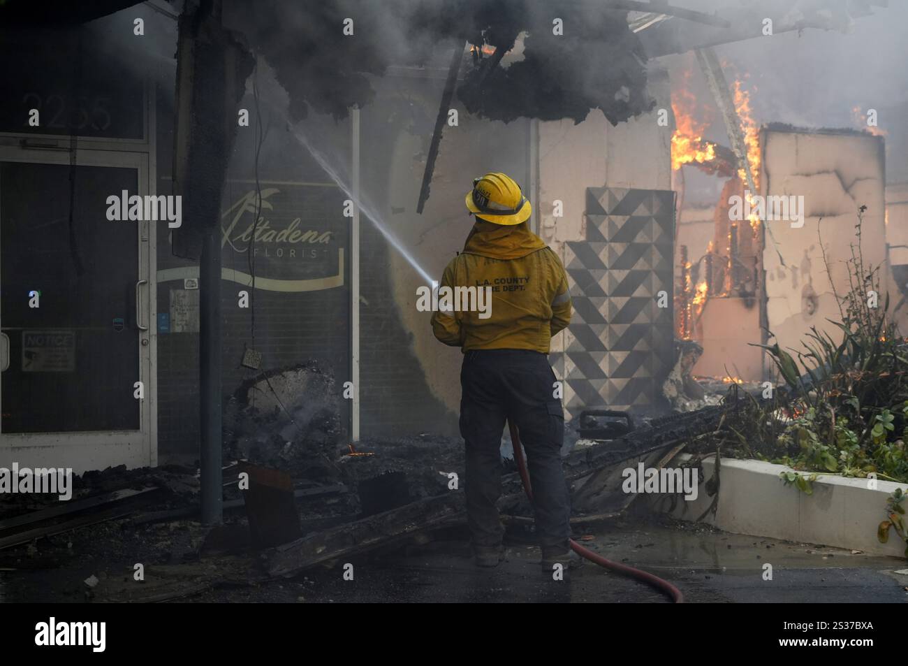 Altadena, United States. 08th Jan, 2025. Los Angeles County Fire Dept ...