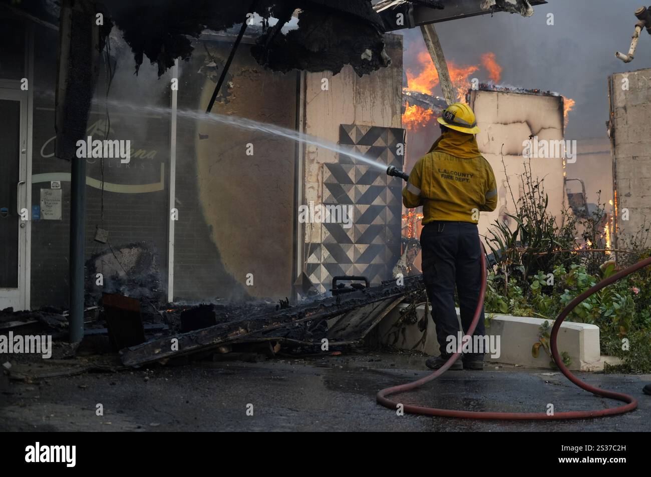 Altadena, United States. 08th Jan, 2025. Los Angeles County Fire Dept ...
