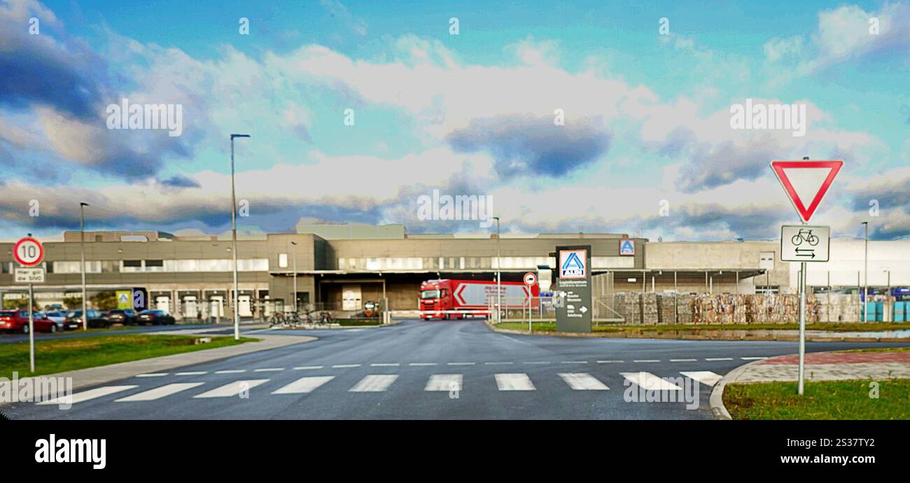 Neuerbautes ALDI Logistikzentrum in Lehrte bei Hannover an der A2 ...