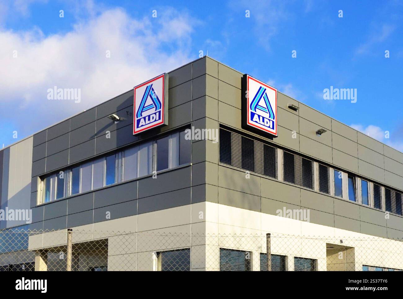 ALDI Embleme am Neuerbautes ALDI Logistikzentrum in Lehrte bei Hannover ...