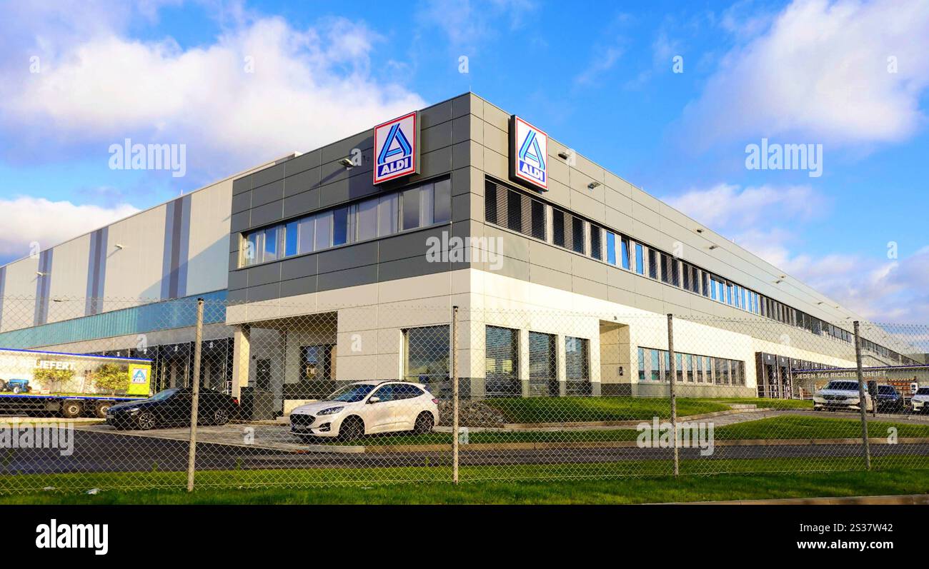 Neuerbautes ALDI Logistikzentrum in Lehrte bei Hannover an der A2 ...
