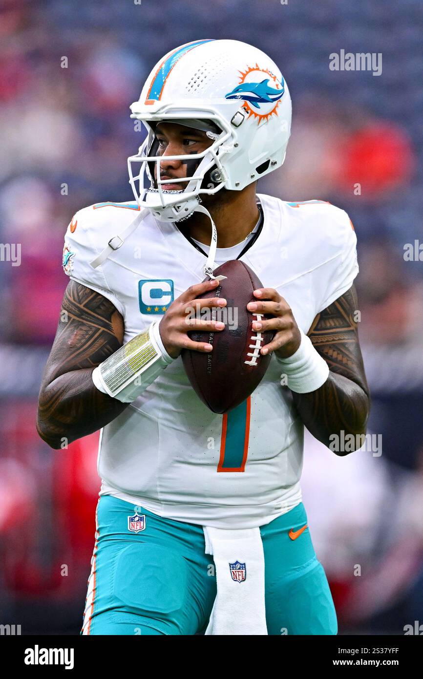 Miami Dolphins quarterback Tua Tagovailoa (1) warms up prior to an NFL ...