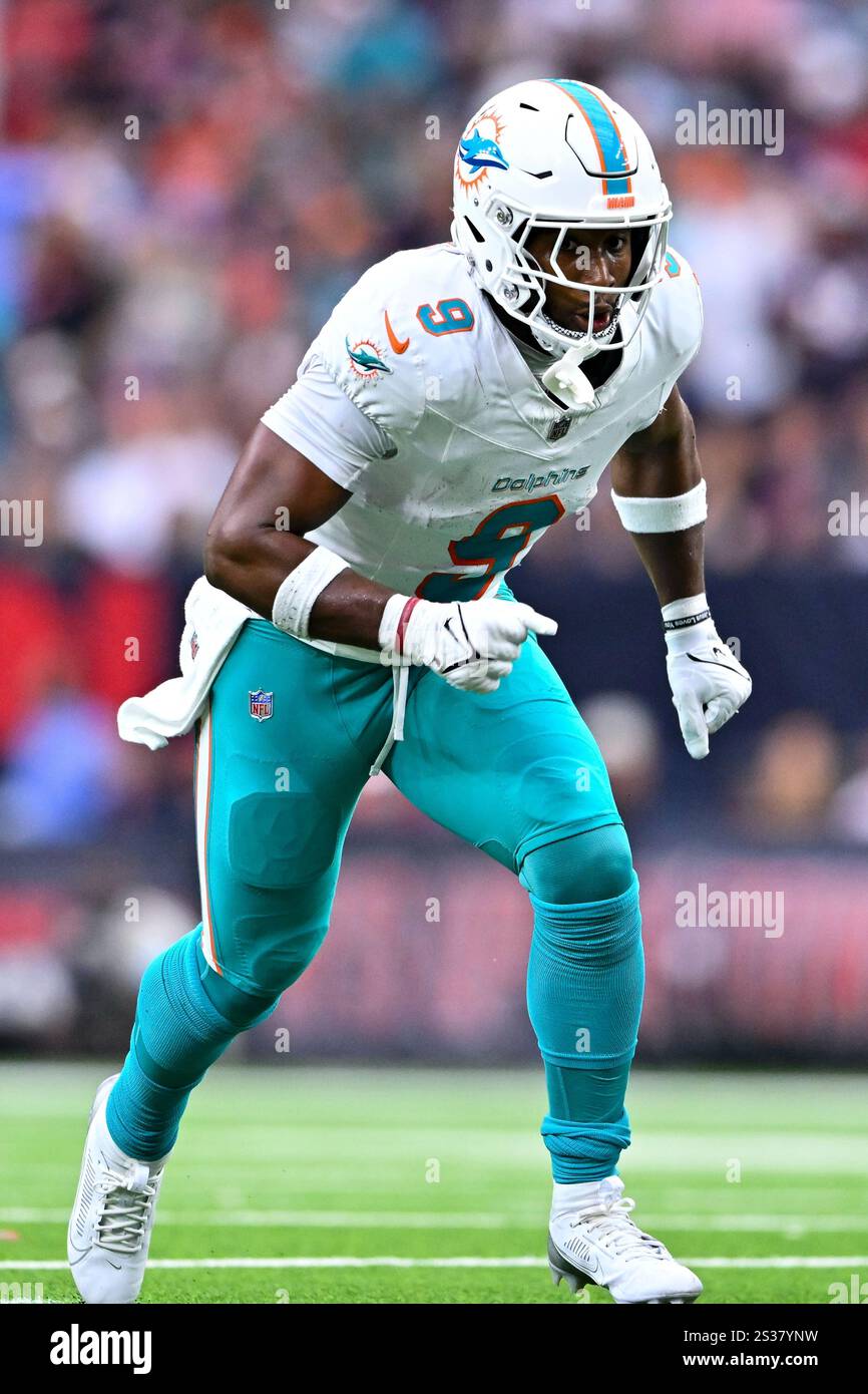Miami Dolphins tight end Jonnu Smith (9) runs a route against the ...