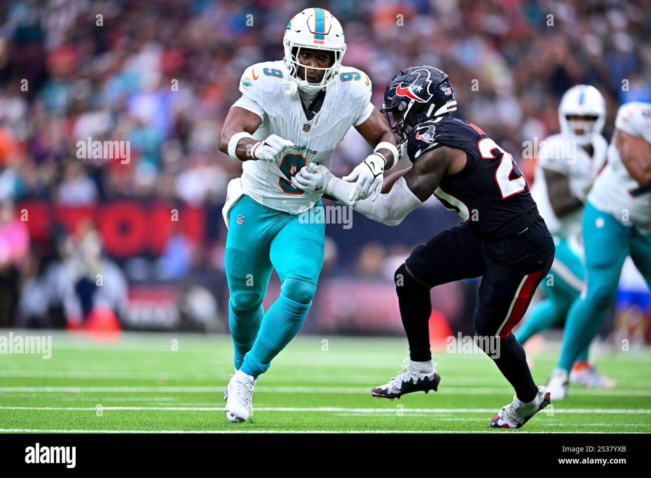 Miami Dolphins tight end Jonnu Smith (9) runs a route against the ...