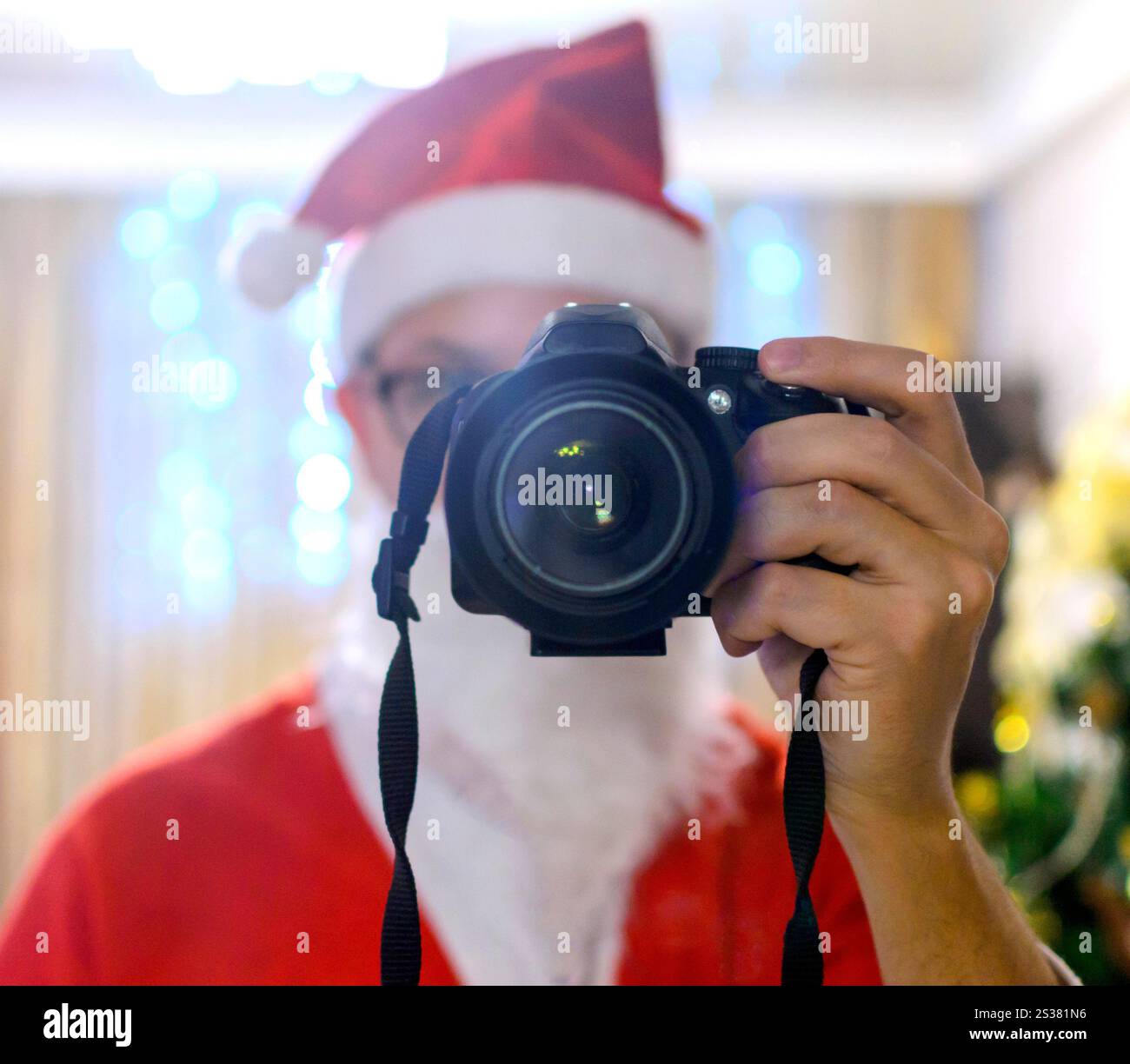 Portrait Santa takes pictures with DSLR camera. Holidays photo ...