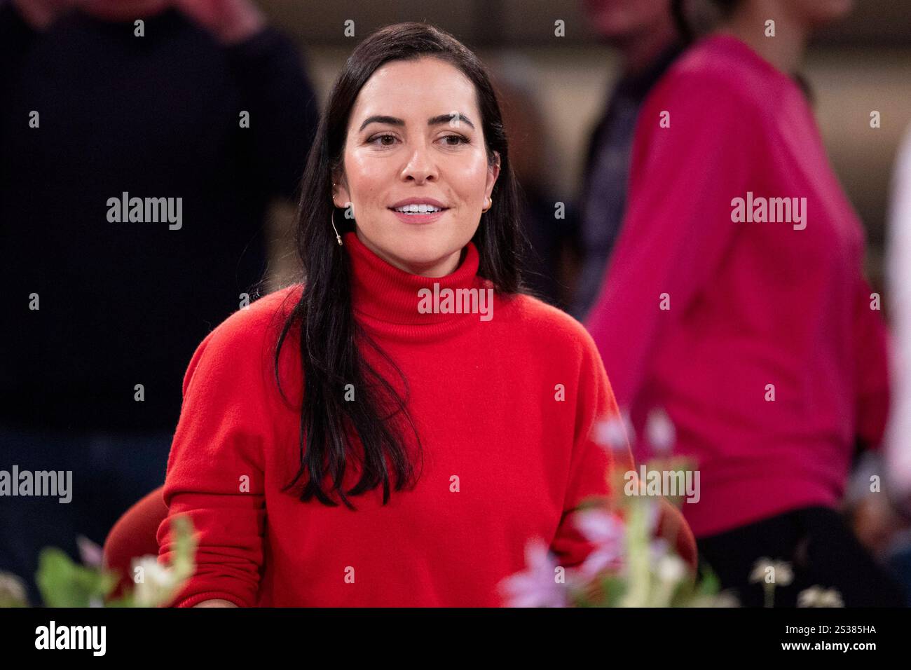 Moderatorin Journalistin Aline Abboud Portrait Portraet Freundlich