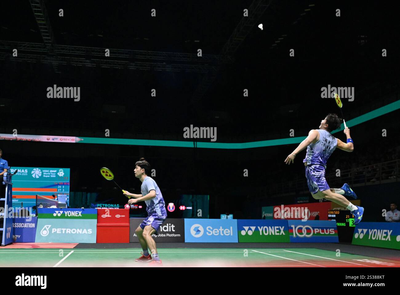 (250109) -- KUALA LUMPUR, Jan. 9, 2025 (Xinhua) -- Liang Weikeng (R ...