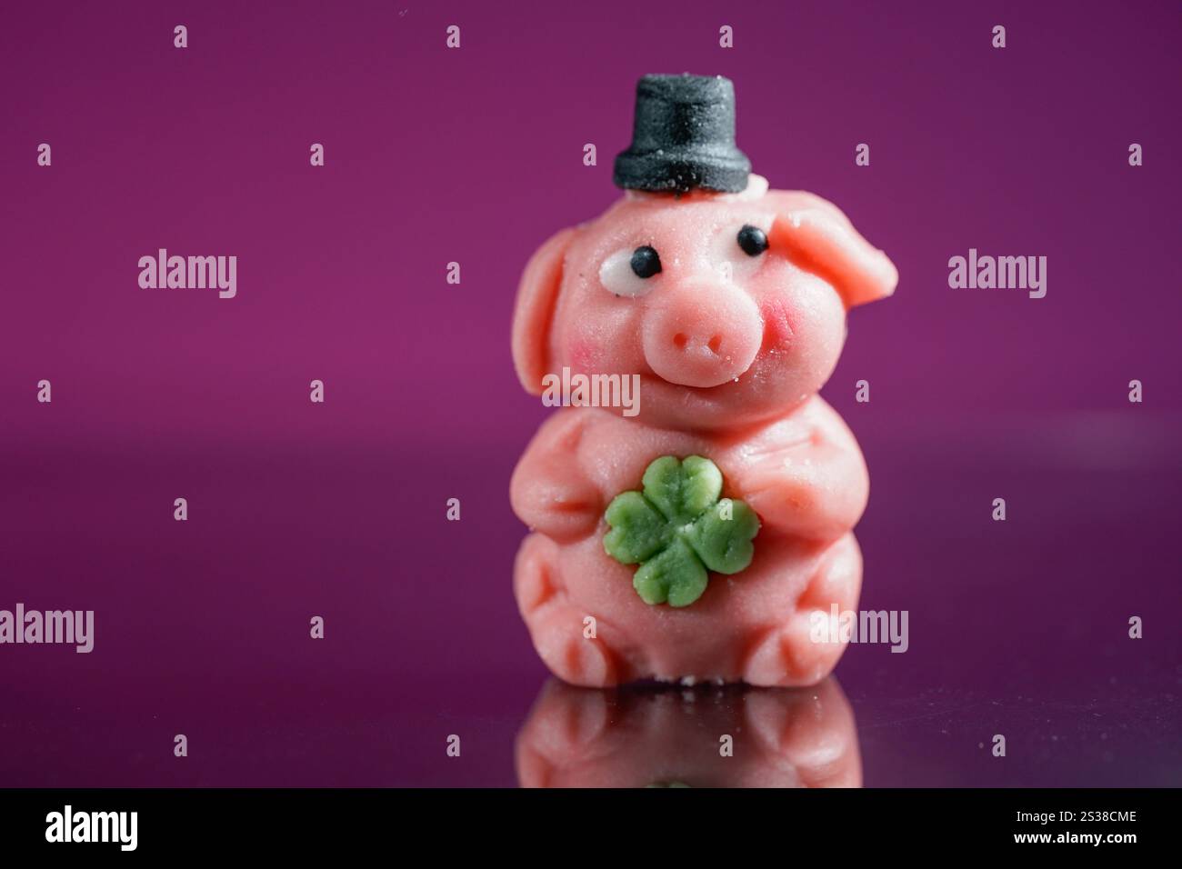 Lucky pig with four-leaf clover Stock Photo - Alamy