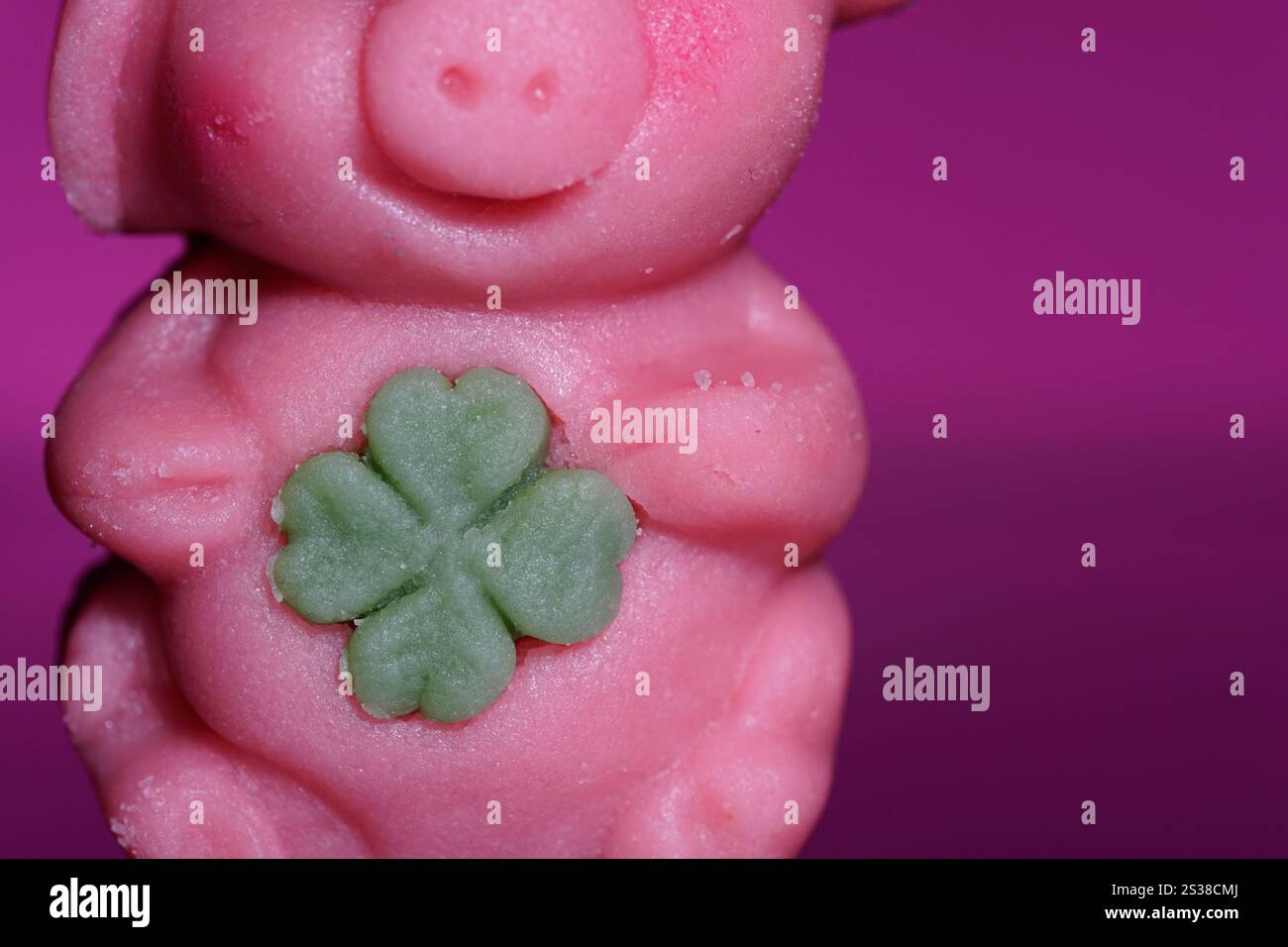 Lucky pig with four-leaf clover Stock Photo - Alamy