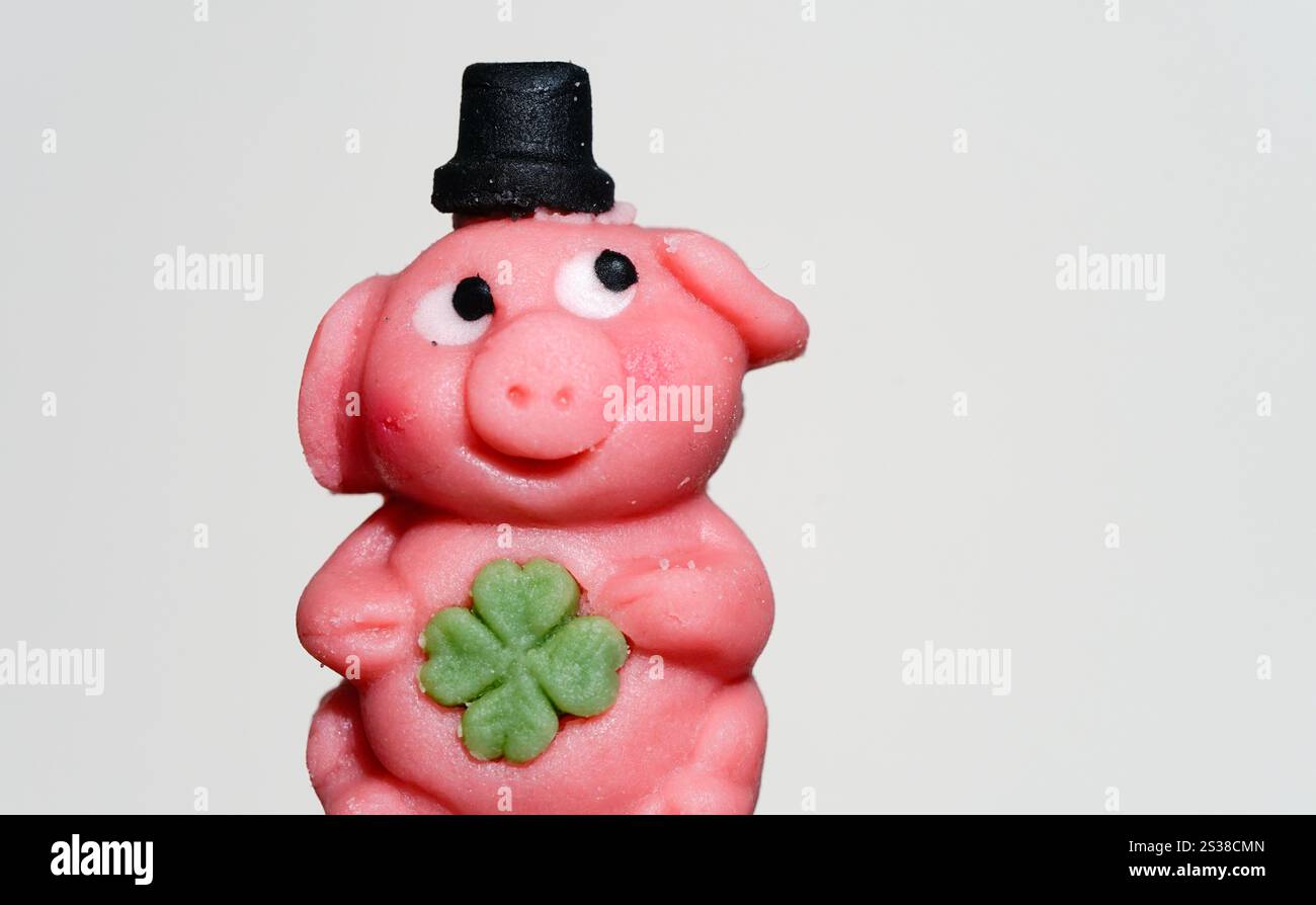 Lucky pig with four-leaf clover Stock Photo - Alamy
