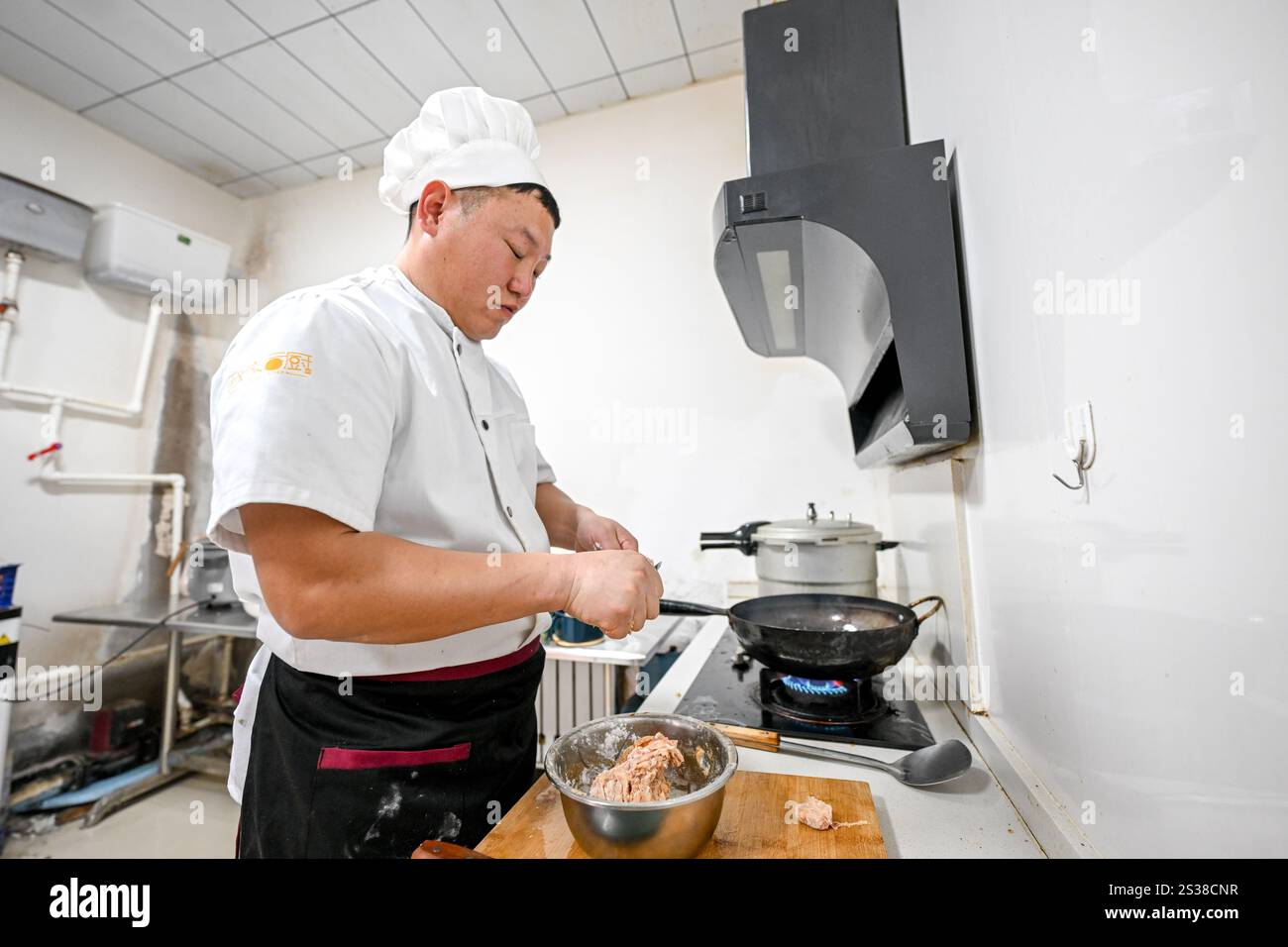 Police in kitchen hi-res stock photography and images - Alamy