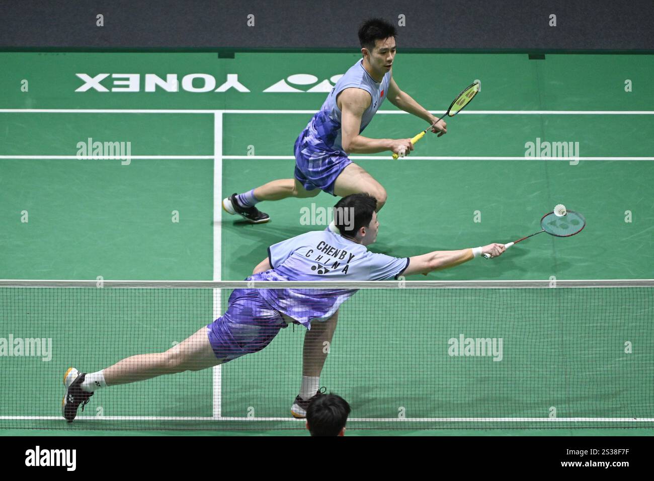 (250109) -- KUALA LUMPUR, Jan. 9, 2025 (Xinhua) -- Chen Boyang (front)/Liu Yi of China compete ...