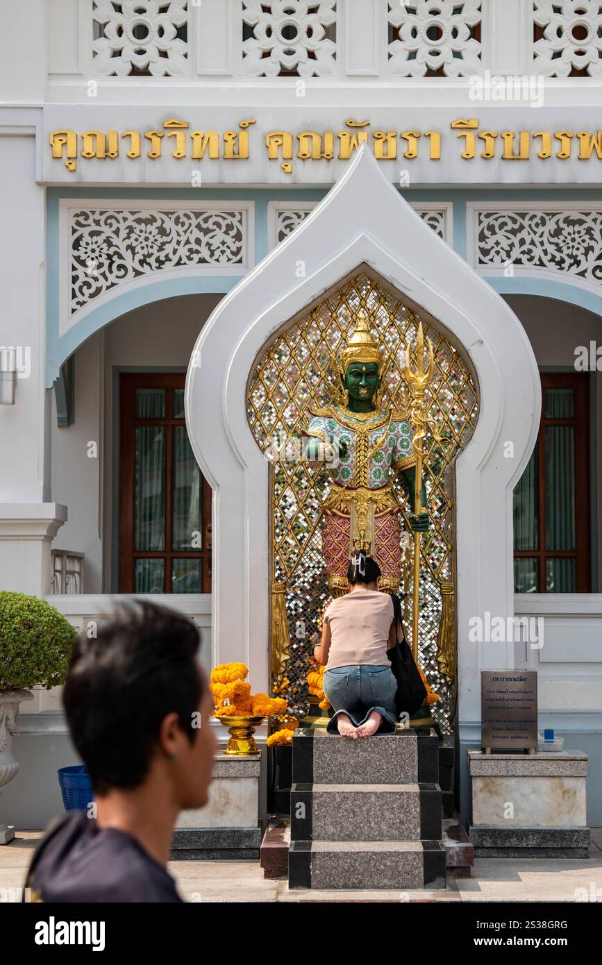 people pray at a Holy King at the Wat Devaraj Kunchon in Thewet in the ...