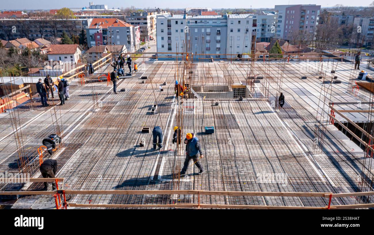 Construction workers, masons are assembly, reinforcing steel bars, quadratic reinforcement ...