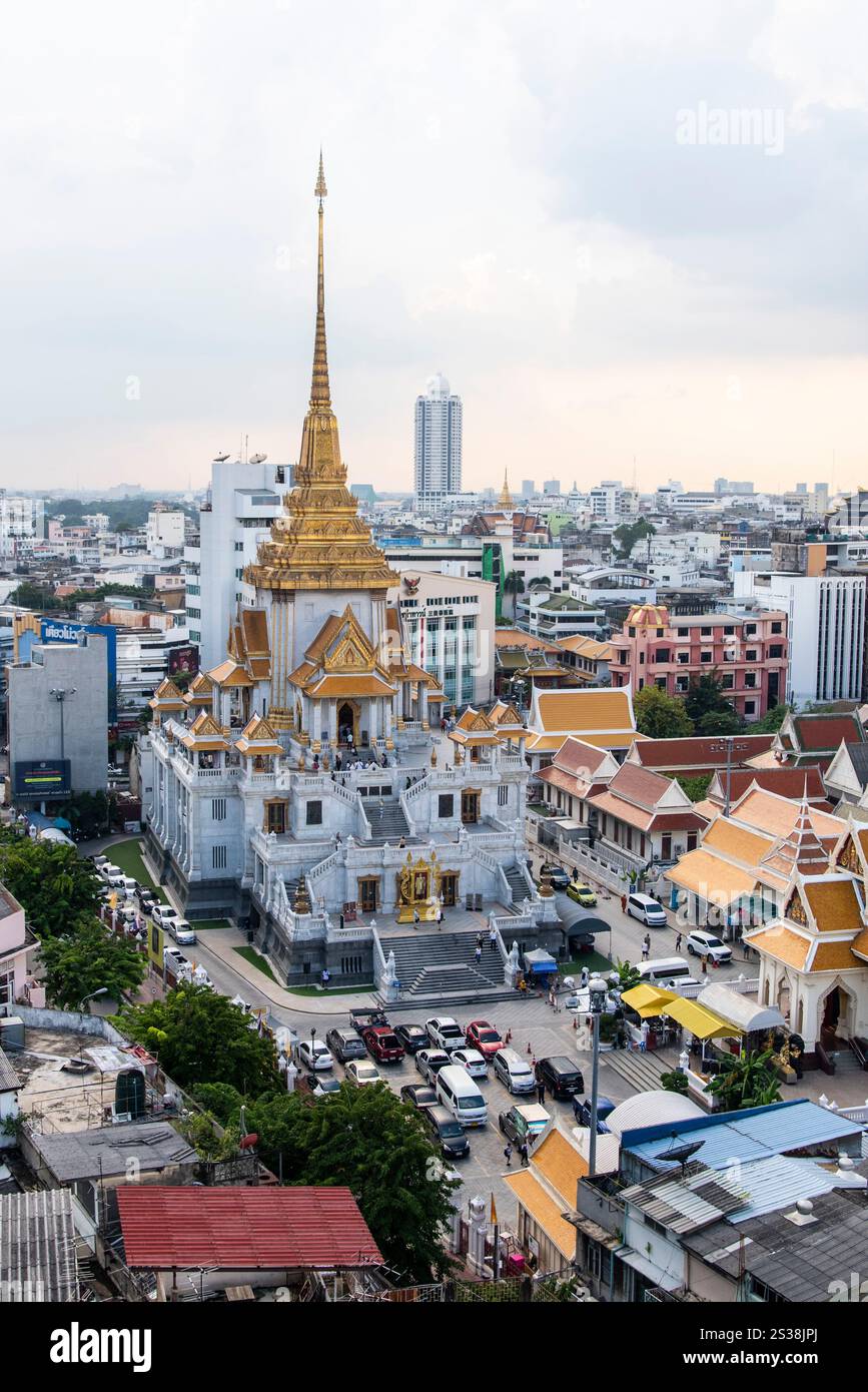 a view of Wat Traimit Withayaram Worawihan in China Town in the city of ...