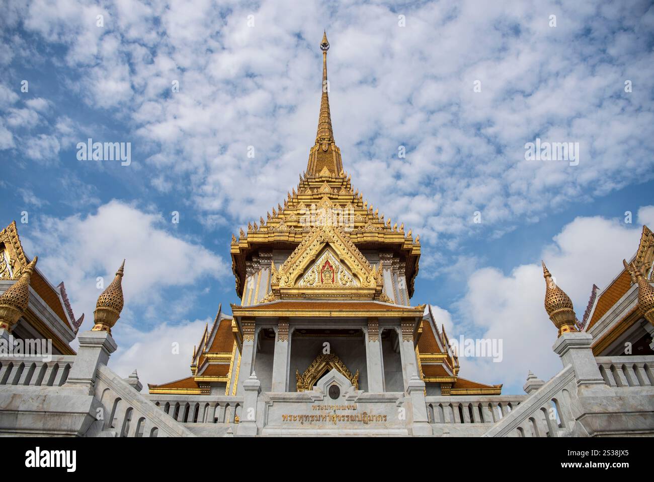 the Wat Traimit Withayaram Worawihan in China Town in the city of ...