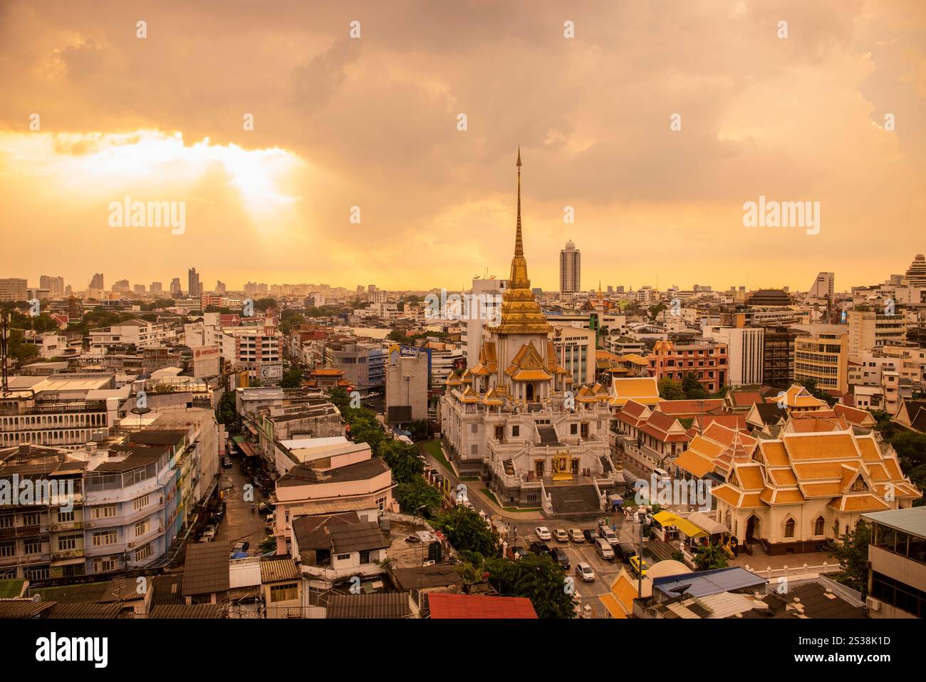 a view of Wat Traimit Withayaram Worawihan in China Town in the city of ...