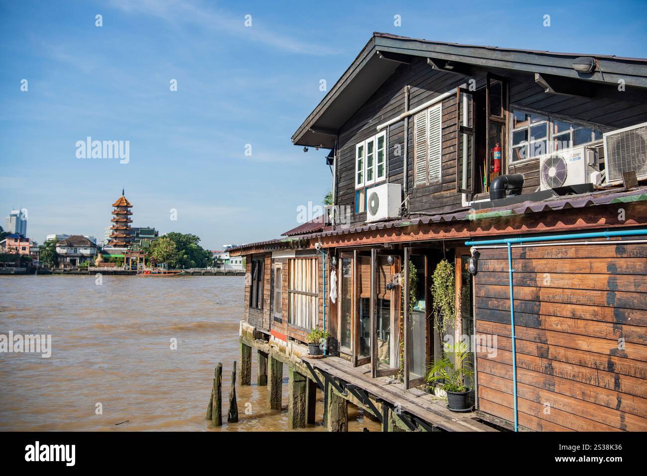 The Che Chin Khor Temple and Pagoda in Thonburi at Chao Phraya River in ...